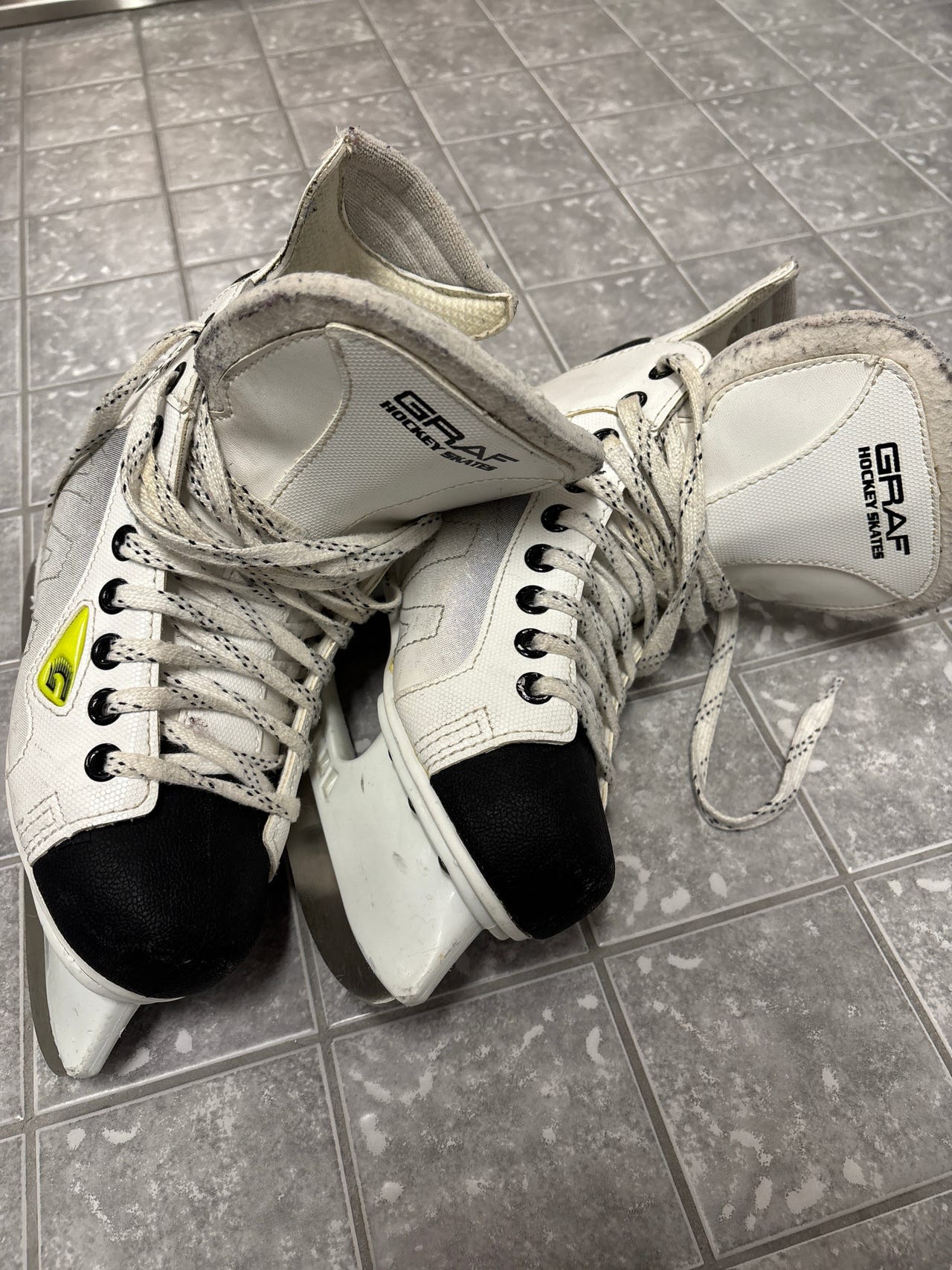 Myydään hokkarit, 35 | Tori