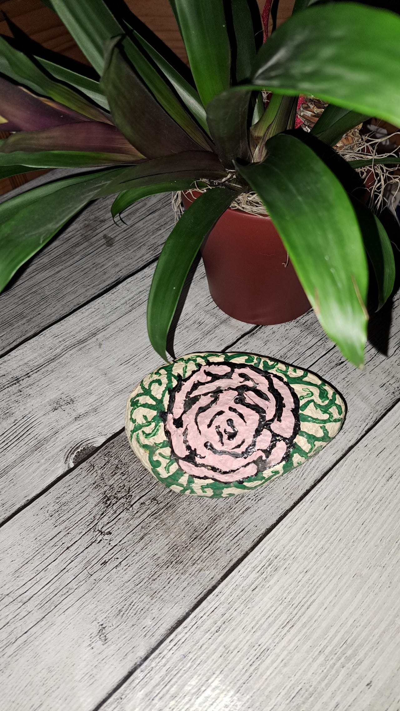 Maalattu kivi, vaaleanpunainen ruusu | Tori