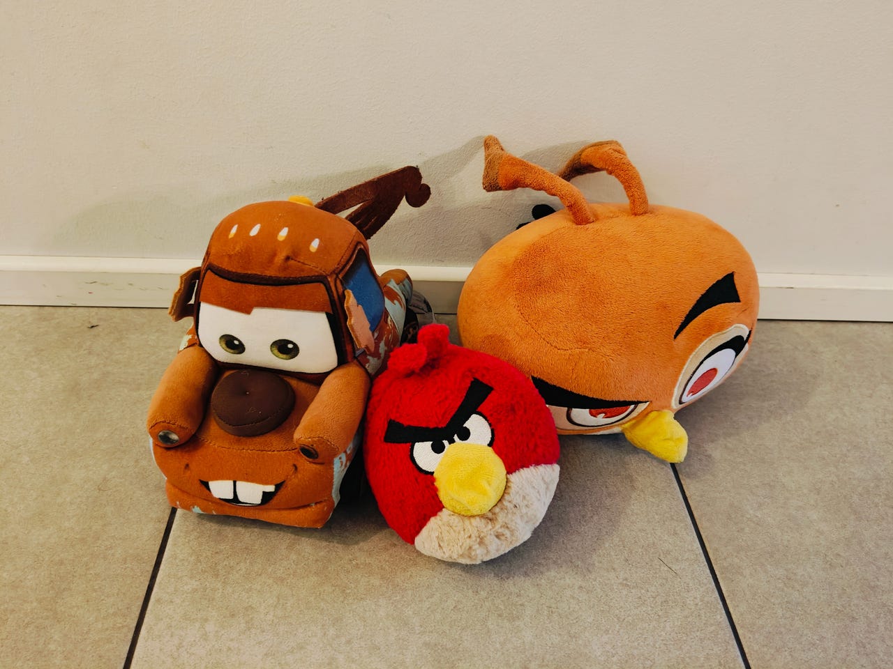 Kaksi Angry Birds hahmoa ja Martti auto | Tori