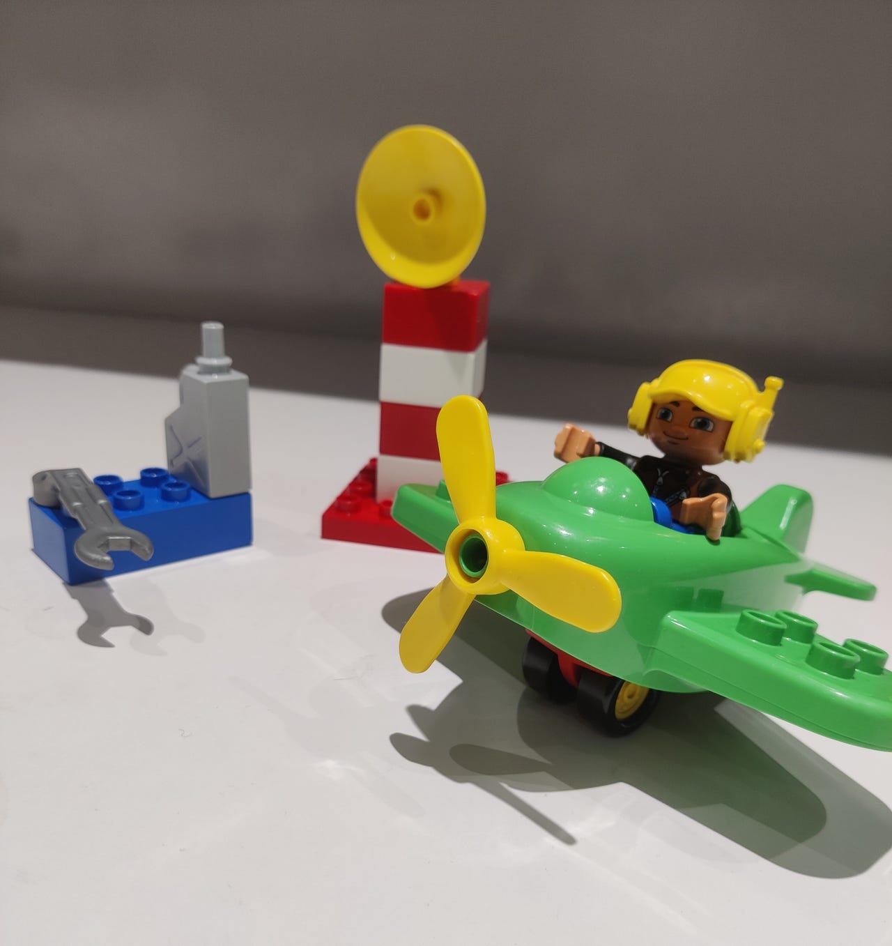 Lego Duplo lentokone, lentäjä, tarkkailutorni. | Tori