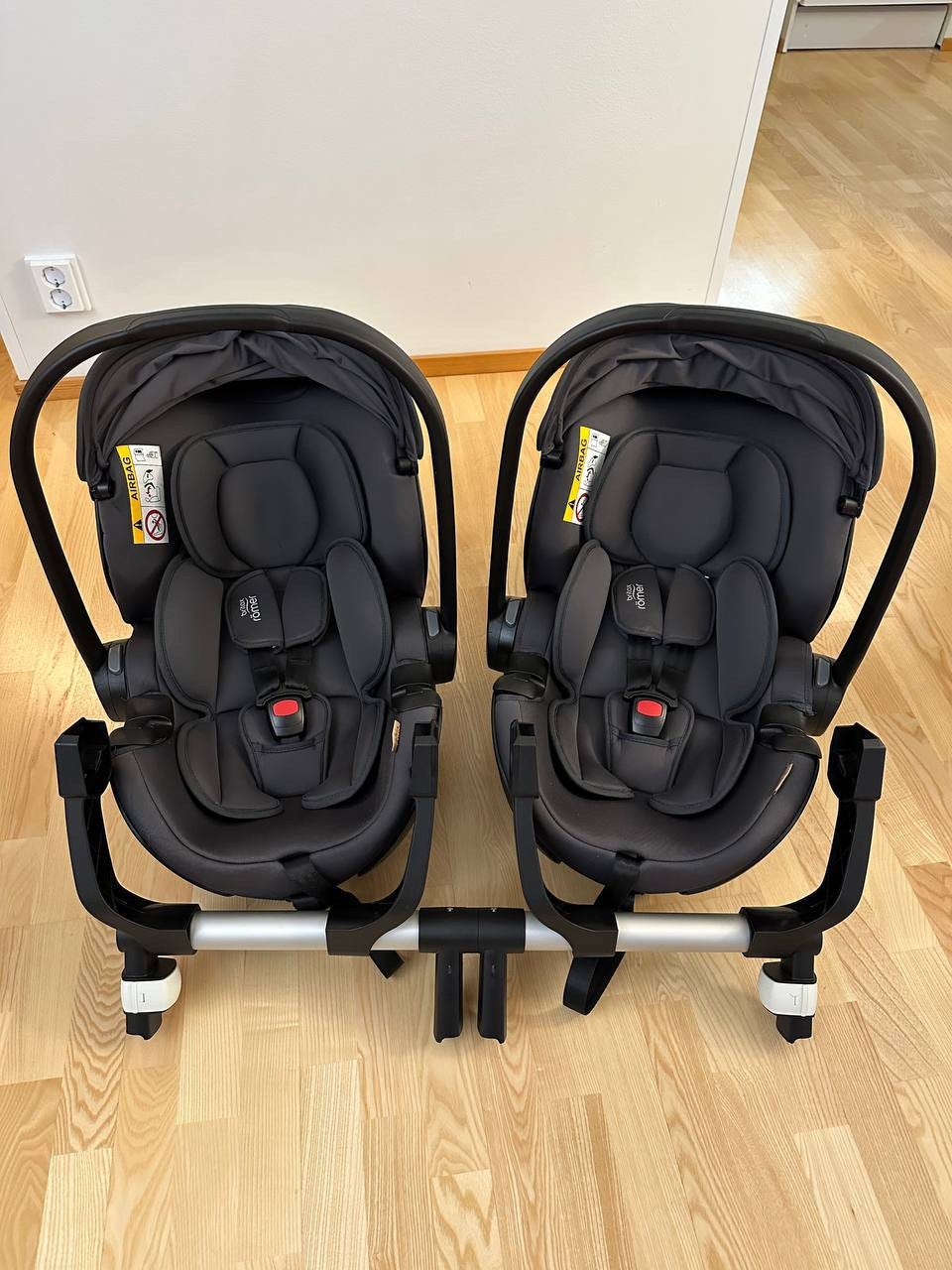 2 kpl Britax Baby-Safe Pro (6/2024) + Bugaboo Donkey Twin adapteri (1/ ...