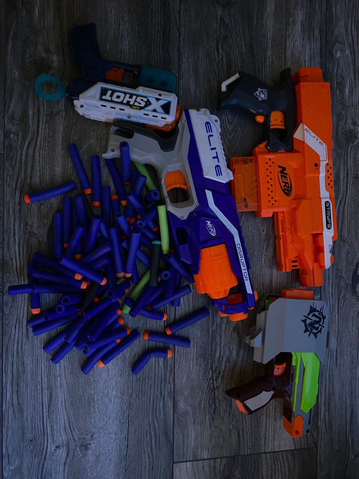 Myydään Nerf aseita 3kpl ja 1kpl X-Shot ase. Lisäksi panoksia. | Tori