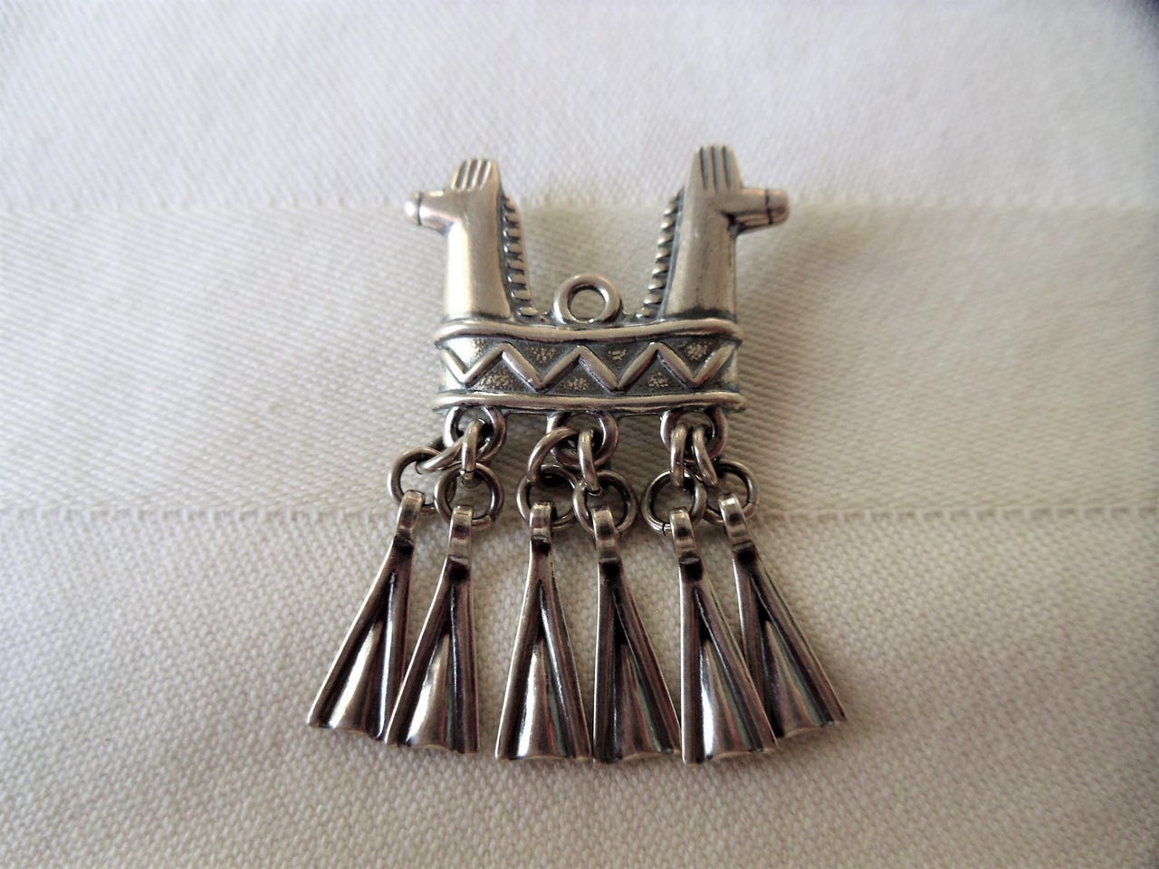 Kalevala Koru, hopeinen rintakoru/riipus, Kaksipäinen hevonen | Tori