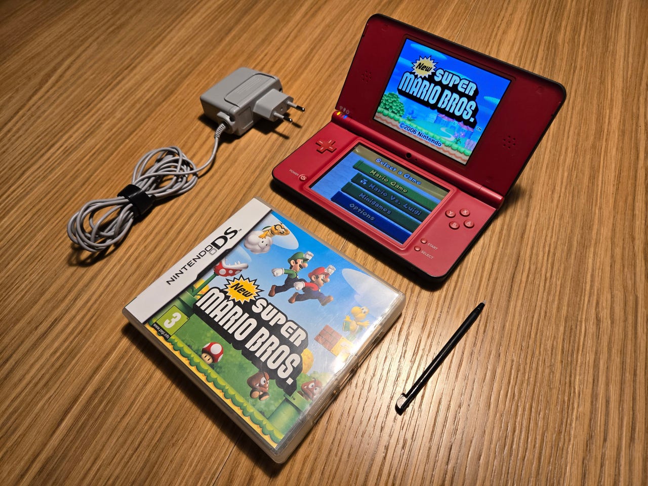Nintendo DSi XL Mario Edition + New Super Mario Bros. (Hieno paketti ...