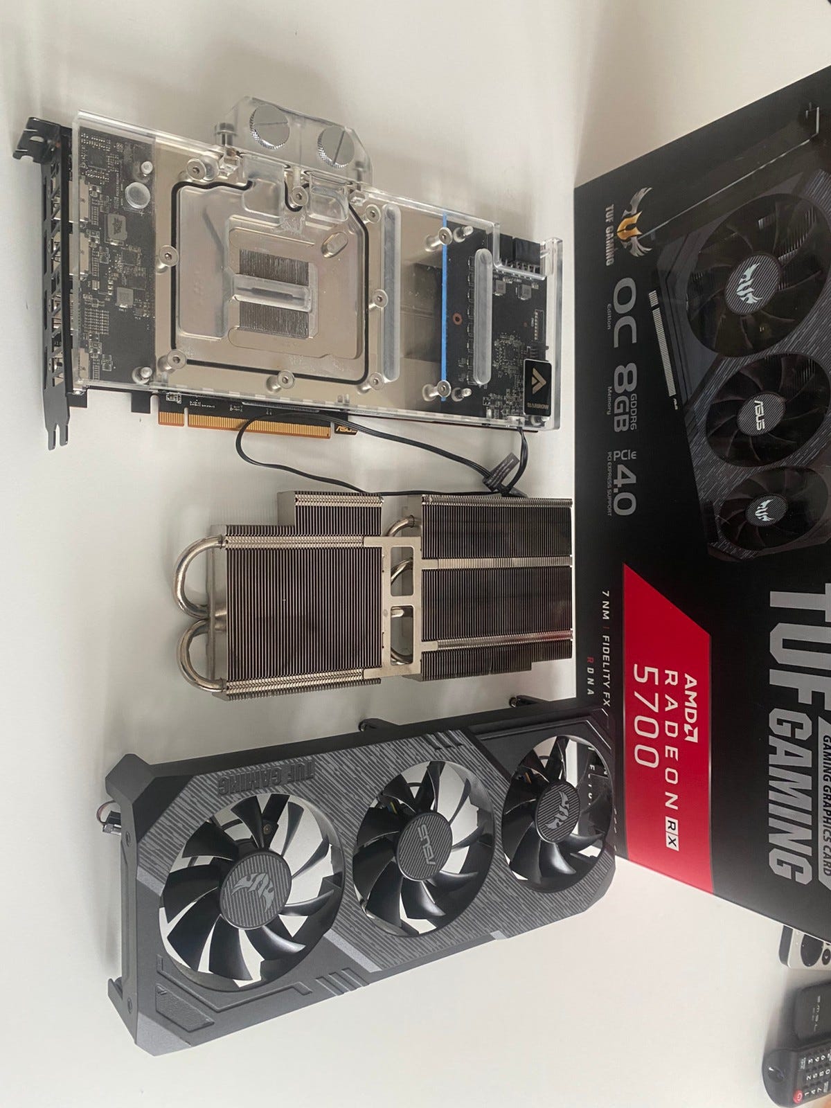 Asus TUF Radeon RX5700 Barrow RGB vesiblokilla | Tori