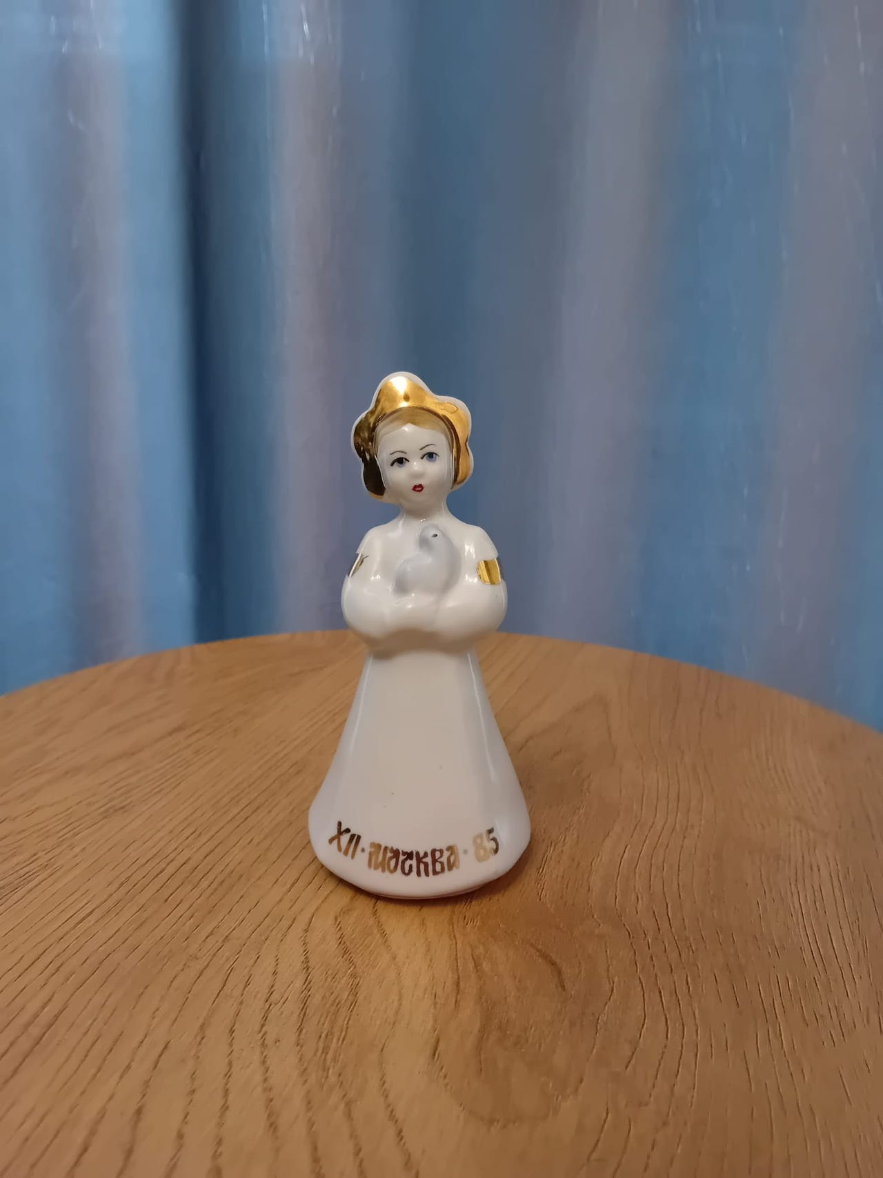 Neuvostoliiton posliinifiguuri Tyttö ja kyyhky, festivaali 1985 | Tori