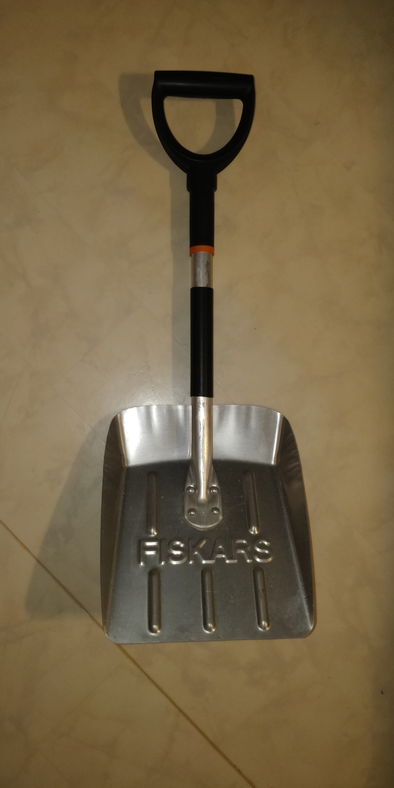 M: Fiskars auto-ja retkilapio | Tori