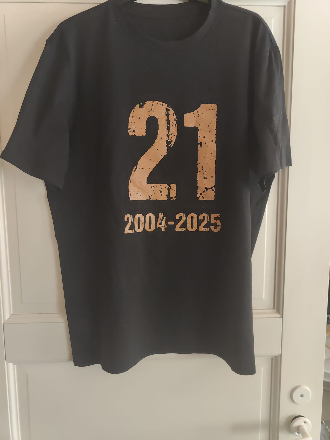 Uusi t-paita teemalla 21 vuotta/2004-2025 | Tori