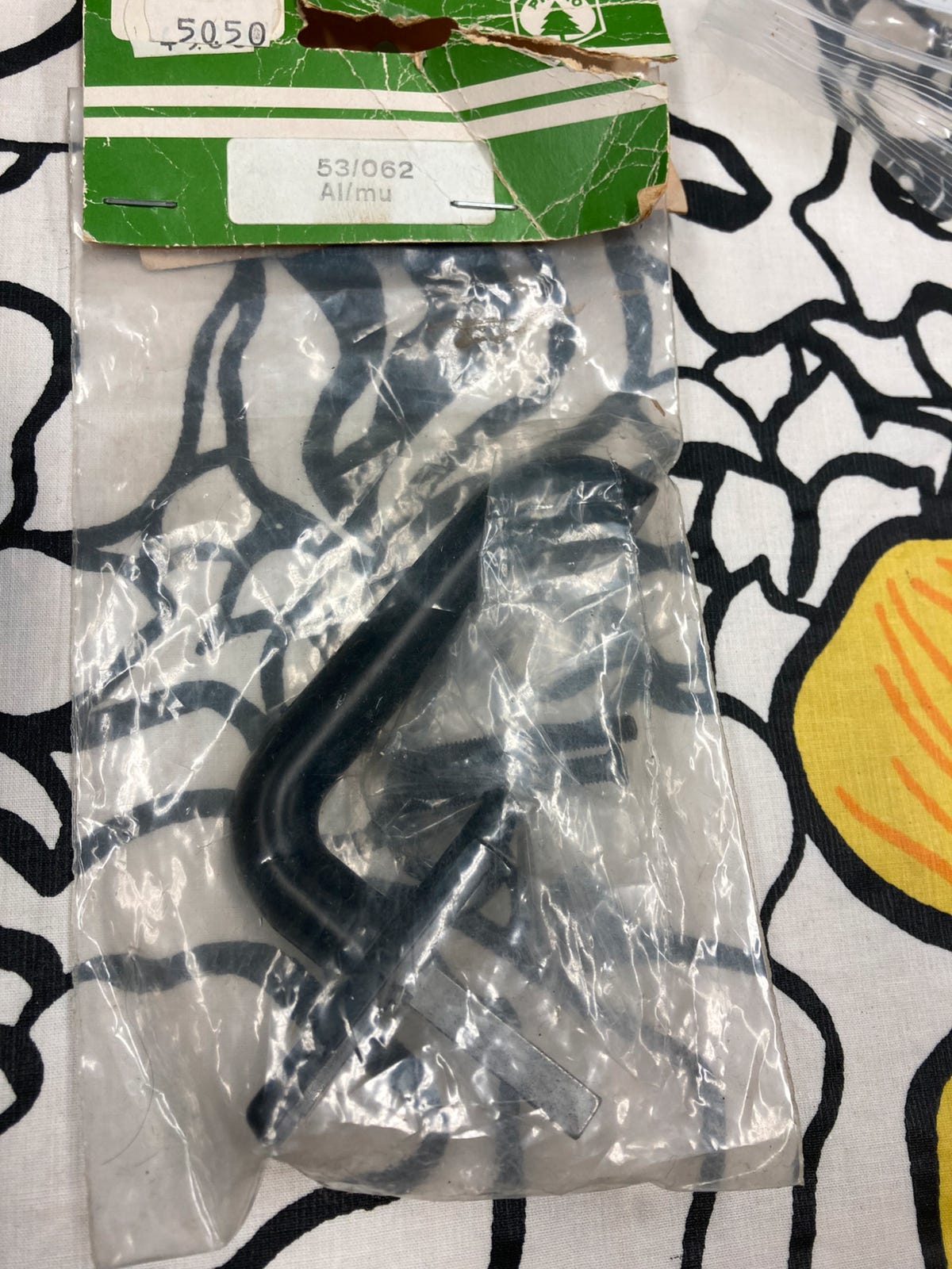 Musta ikkunan ripa varattu | Tori