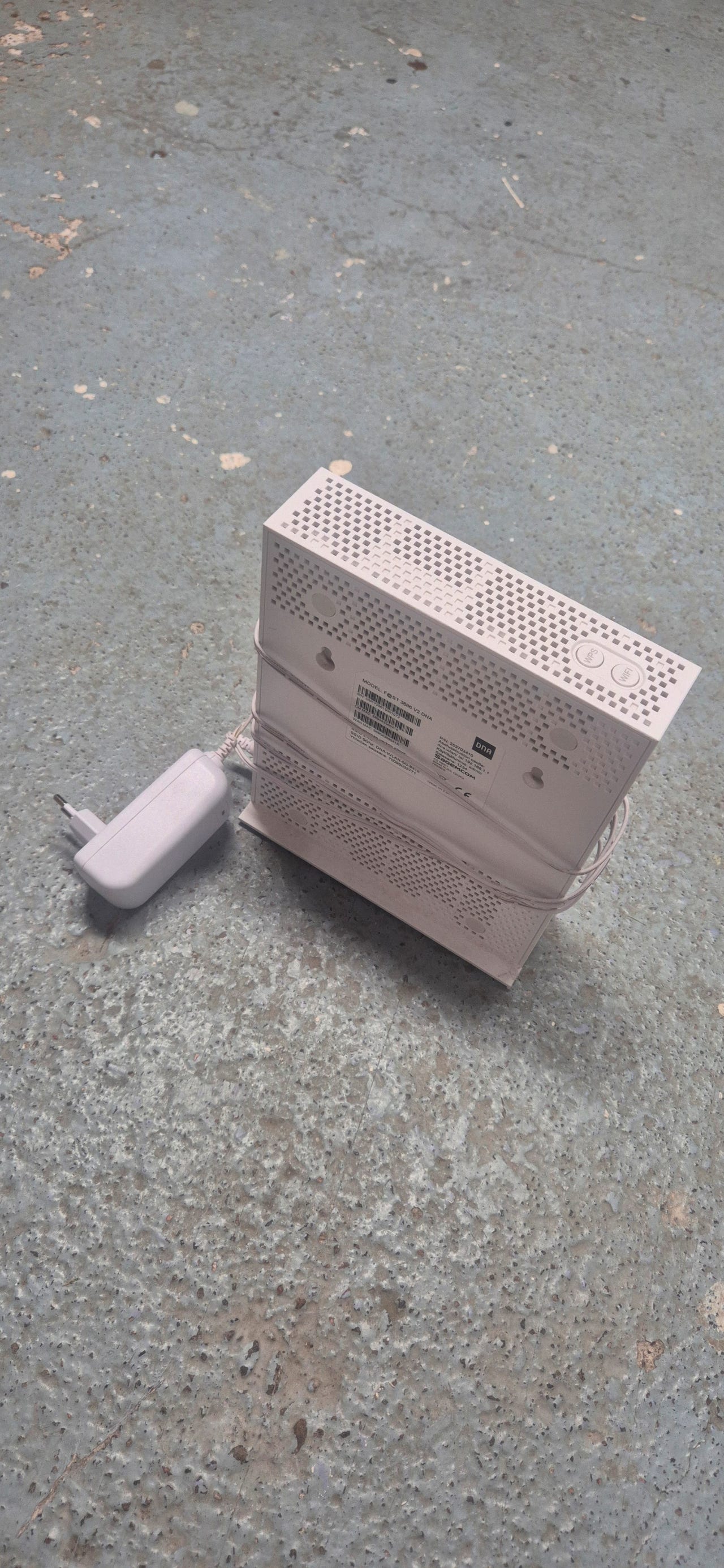 DNA Sagemcom FaST 3686 V2 WiFi -modeemi | Tori