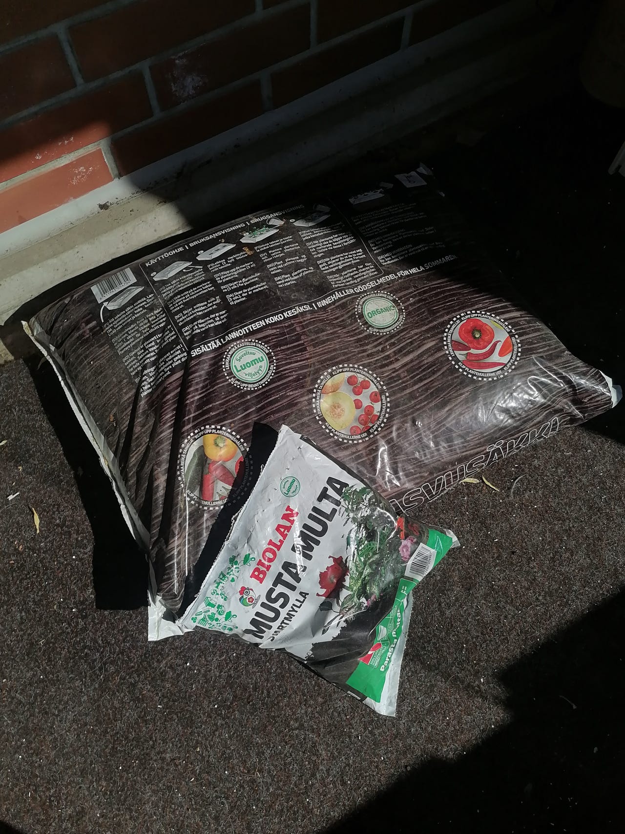 VARATTU Biolan kasvusäkki ja pieni musta multa | Tori