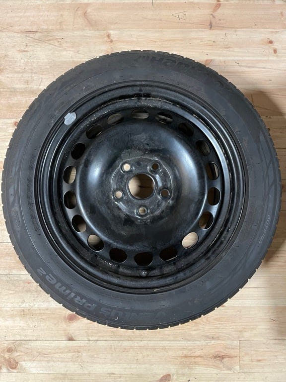 Ajamaton auton rengas + vanne | Tori