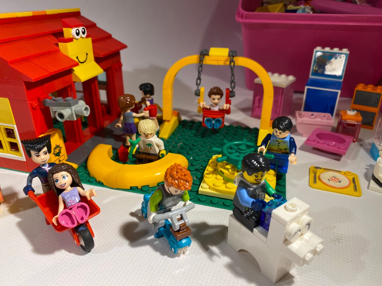 VARATTU. Iso Lego-setti. Figureja ja palikoita | Tori