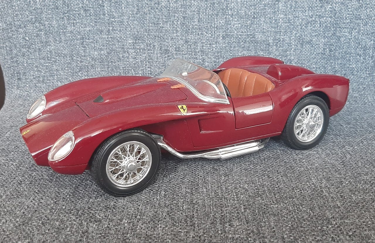 Pienoismalli auto metallia 1/18 Ferrari 250 Testa Rossa 1958 | Tori