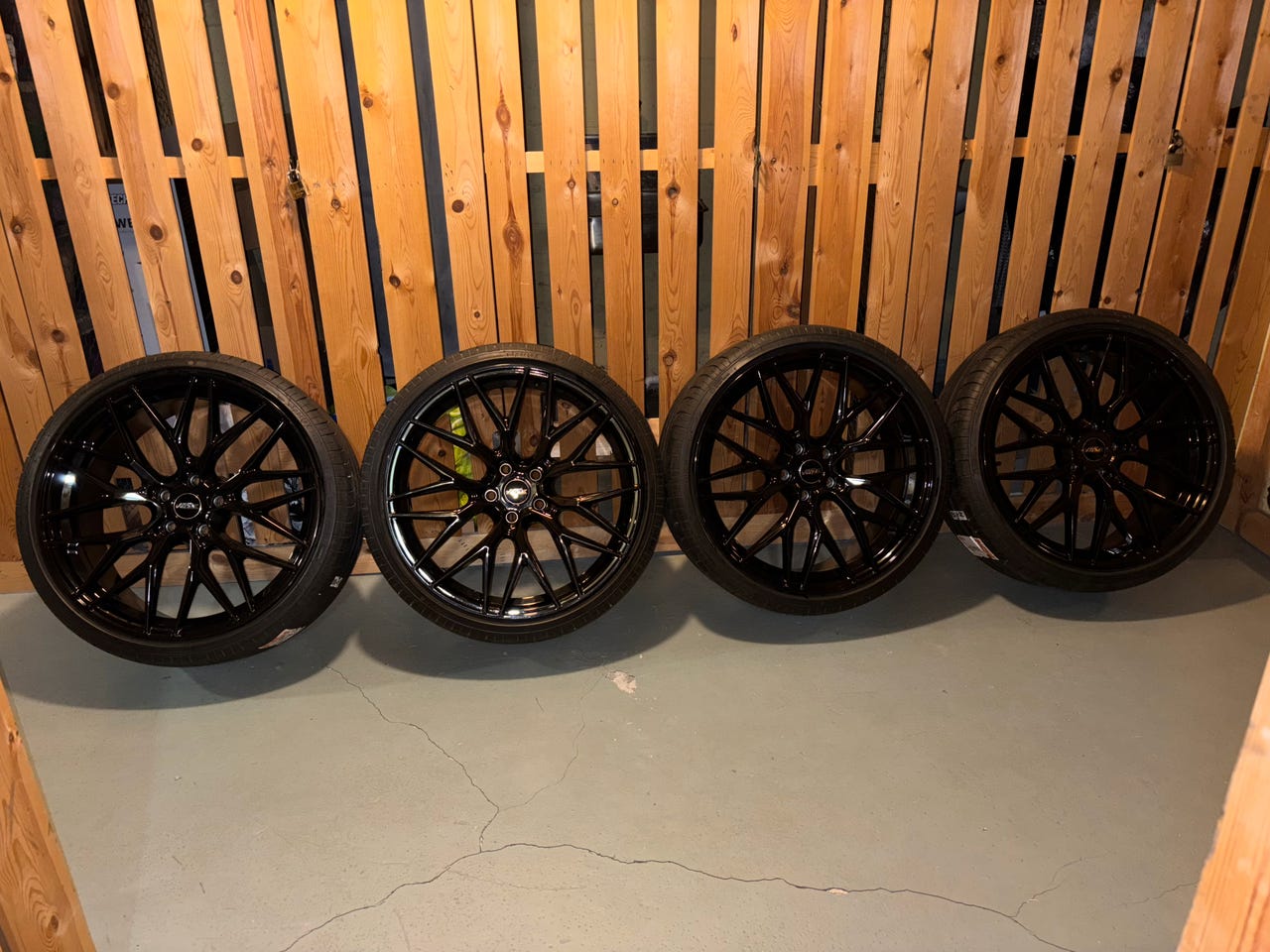 Venue VS10, 8x20, 5x112, ET45, kr 66,6 + 255/30R20 Triangle SporteX | Tori