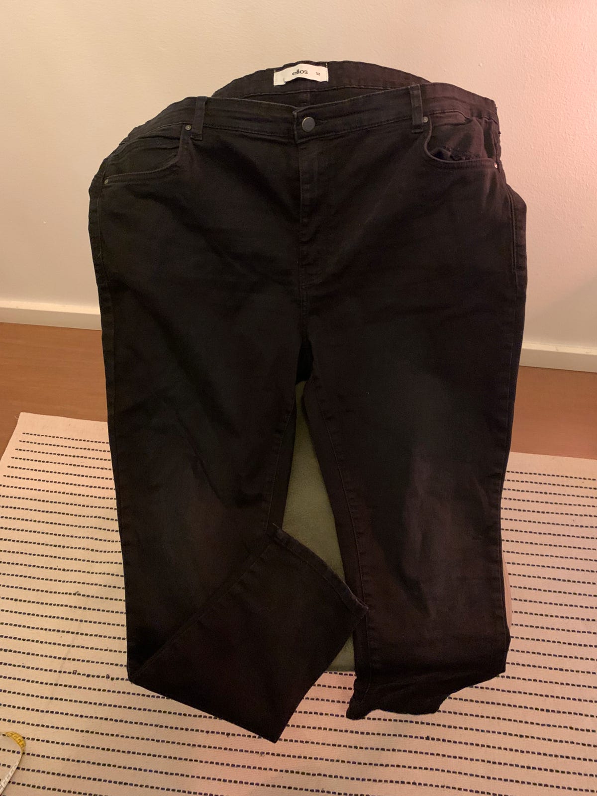 Mustat farkut, Ellos | Tori