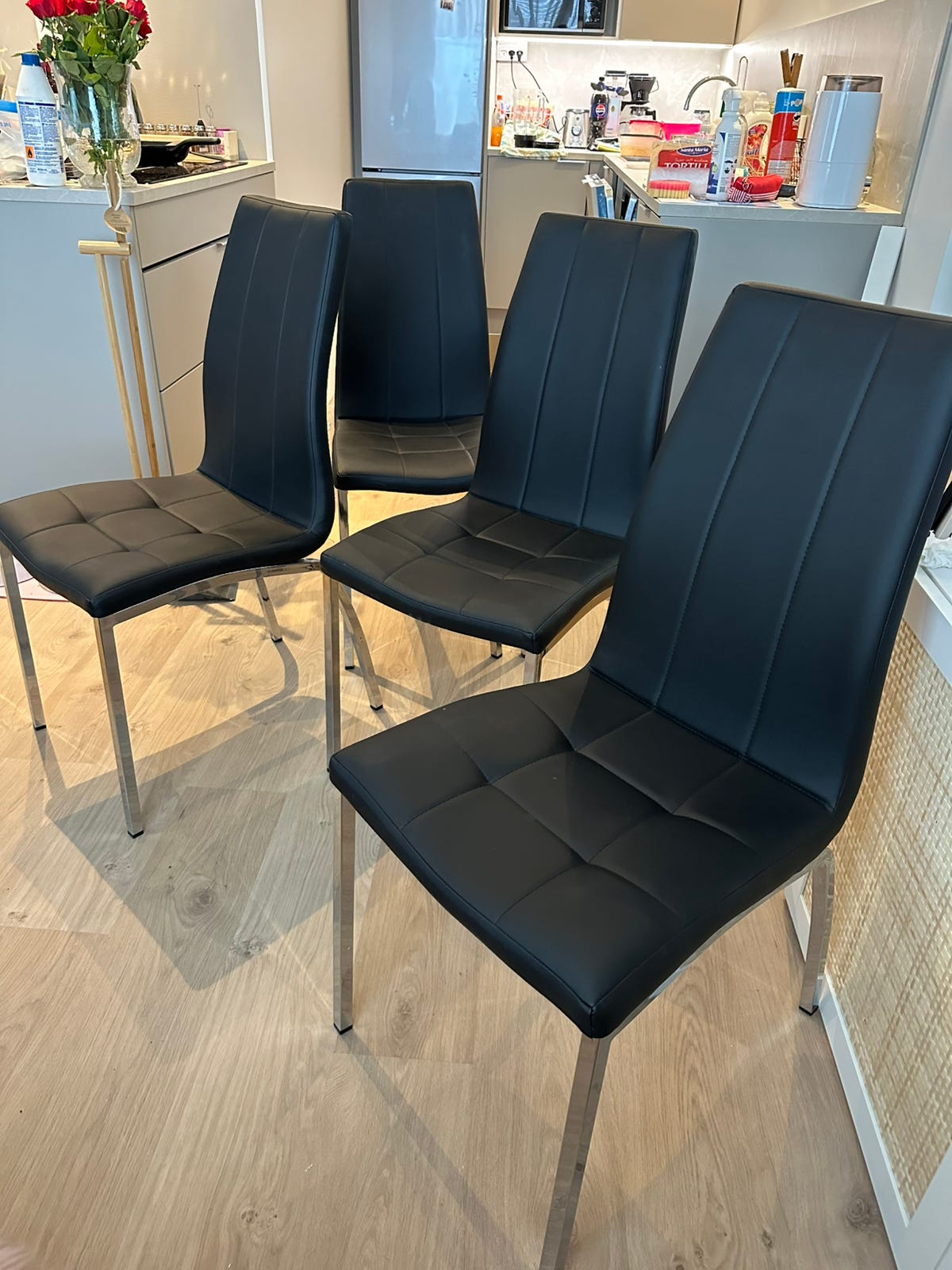 4 kpl mustia ruokapöydän tuoleja | Tori