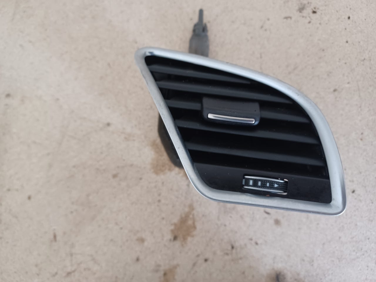 AUDI A5 2007-15 ilmastoinnin suukappale oikea 8T1820902G WVF | Tori
