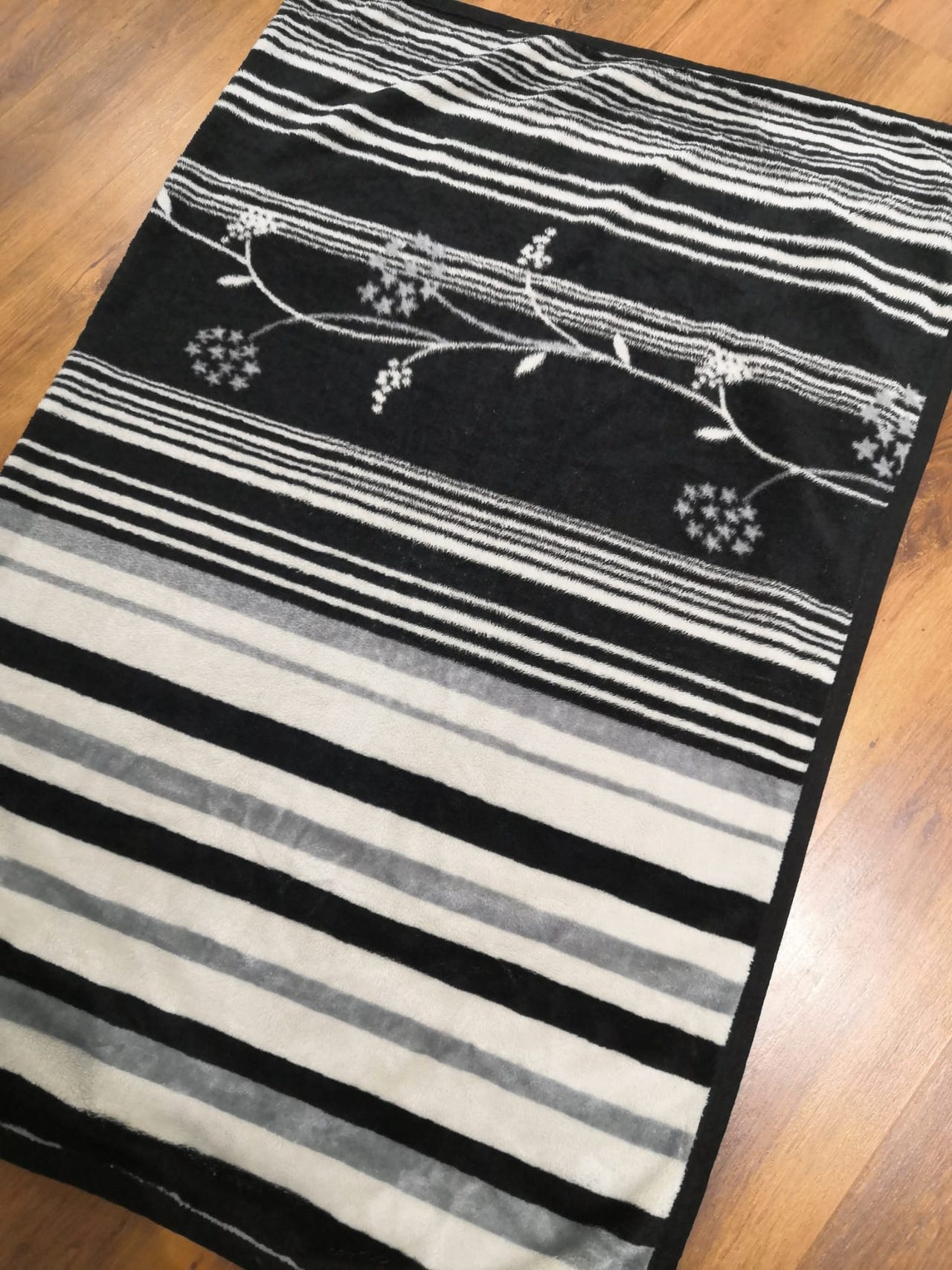 Musta paksu viltti 142cmx188cm | Tori