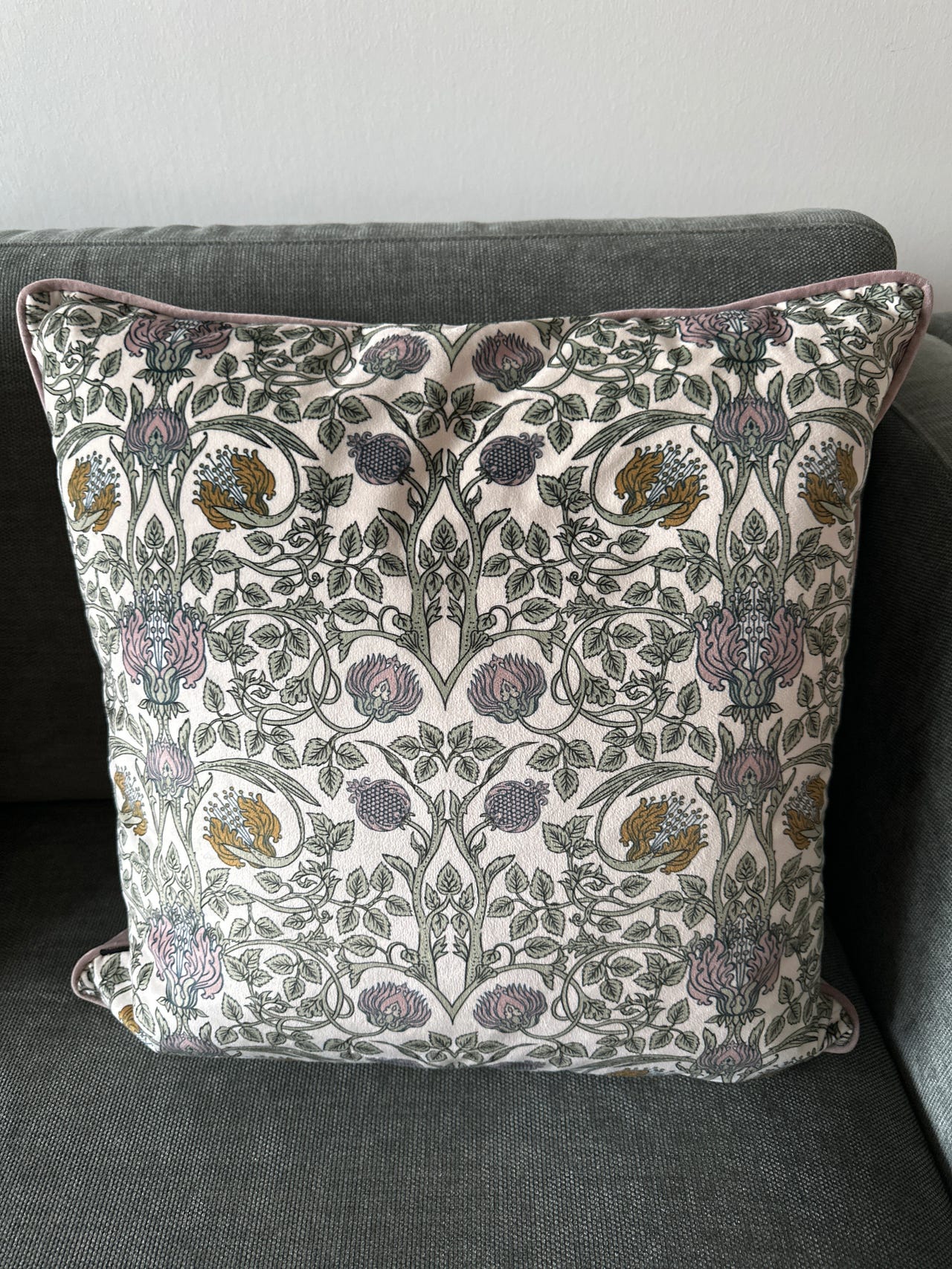 Vanilla Fly Koristetyyny Kukallinen Kuosi | Tori