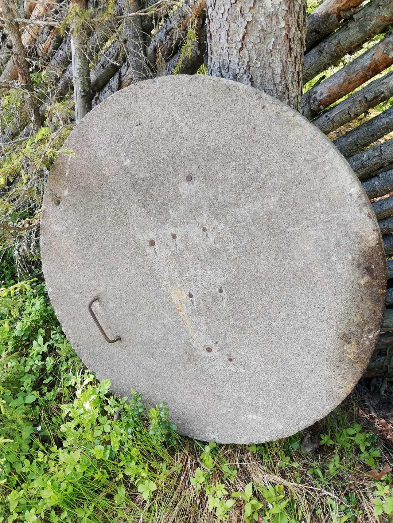 Betoni kaivonkansi Halkaisija 1 m yksi ripa kannessa paksuus n. 5 cm | Tori