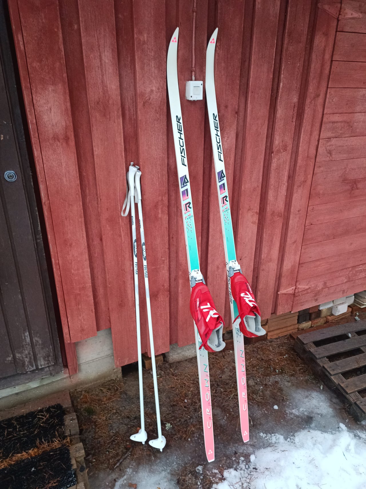 Hyväkuntoiset sukset sauvat ja monot mukaan. | Tori