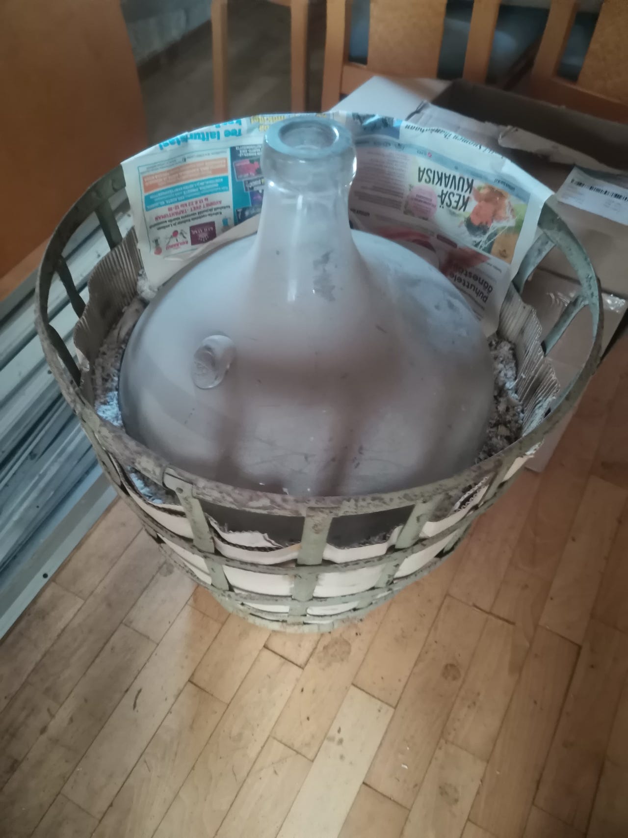 AIV pullo pehmustetussa metallikorissa | Tori