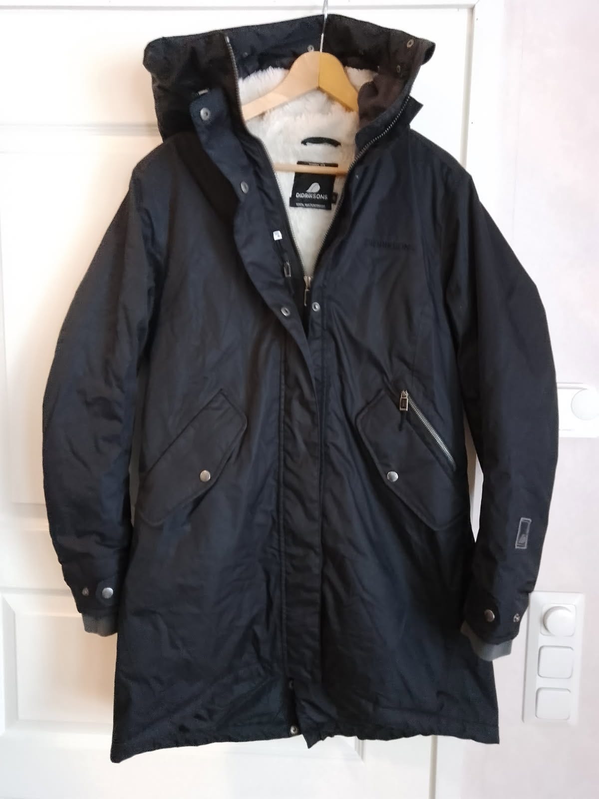 Musta Didriksons 1913 Storm system WNS parka, koko 40 | Tori