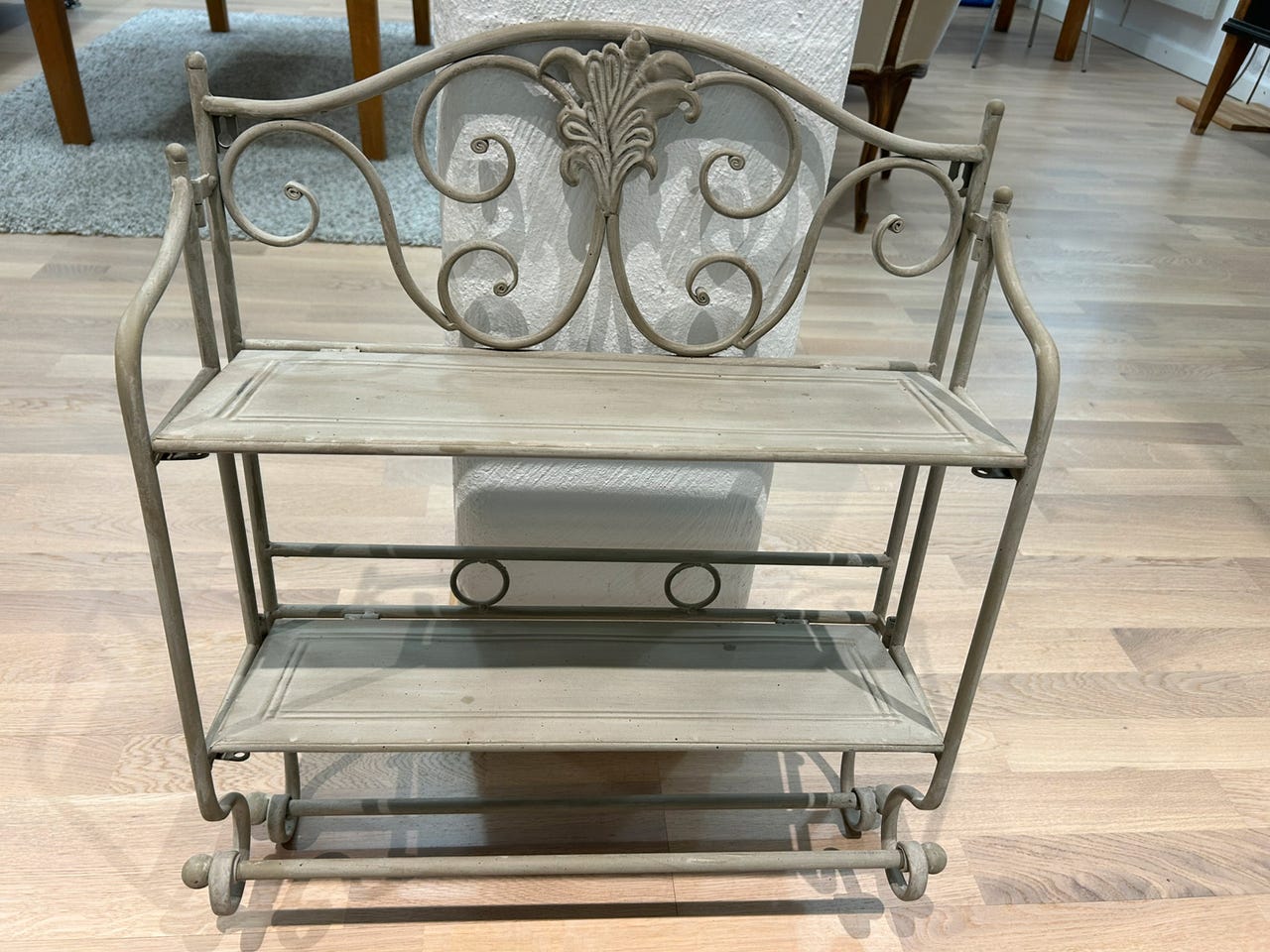 Metallinen, harmahtavaksi maalattu hyllykkö | Tori