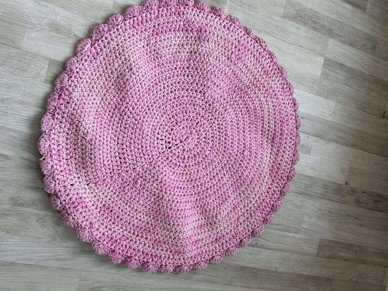 Muuttomyynti! Pinkki pyöreä matto | Tori