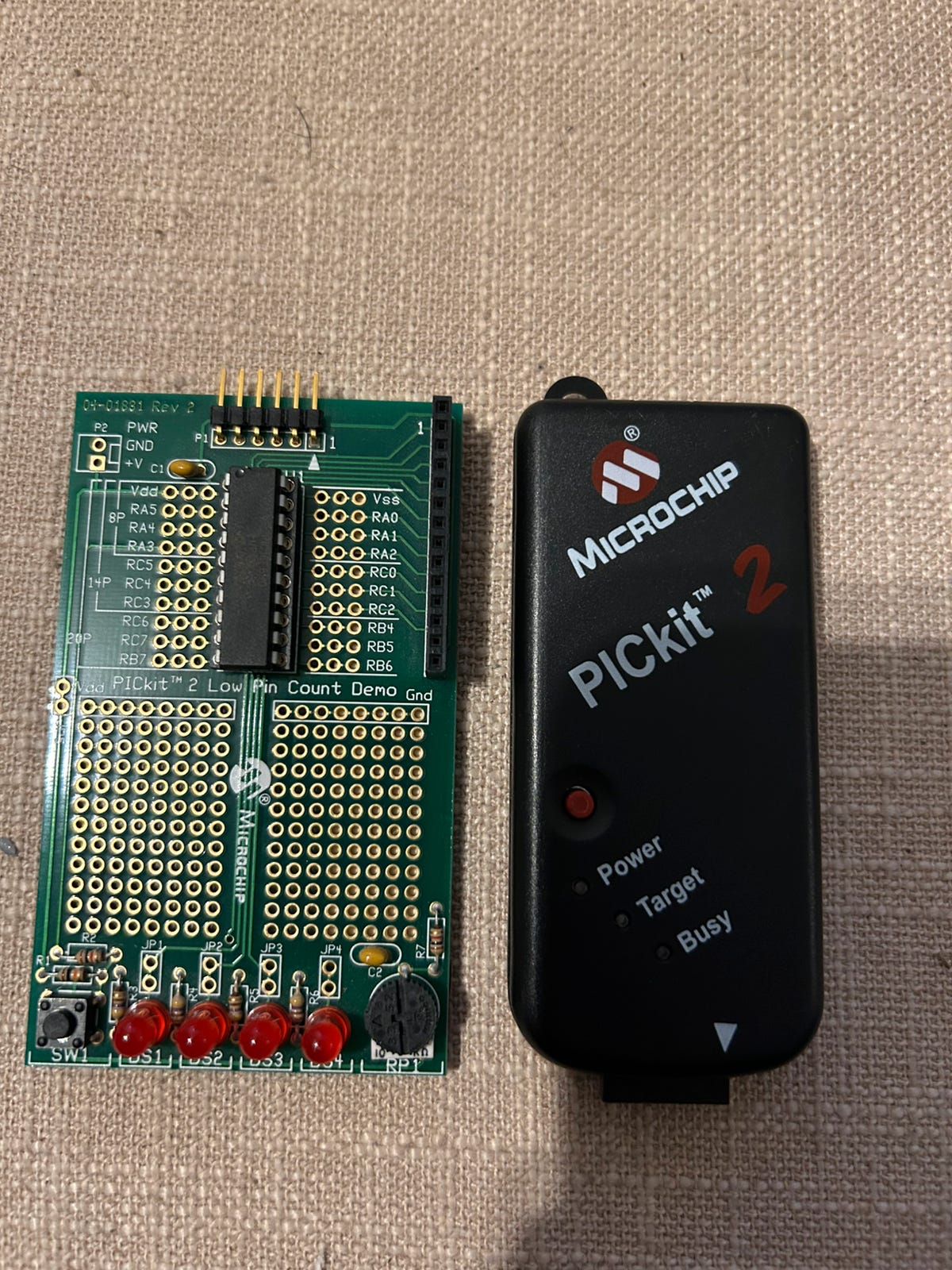 Microchip PICkit™ 2 -ohjelmointilaite + Low-Pin-Count Demo Board (Rev 2 ...