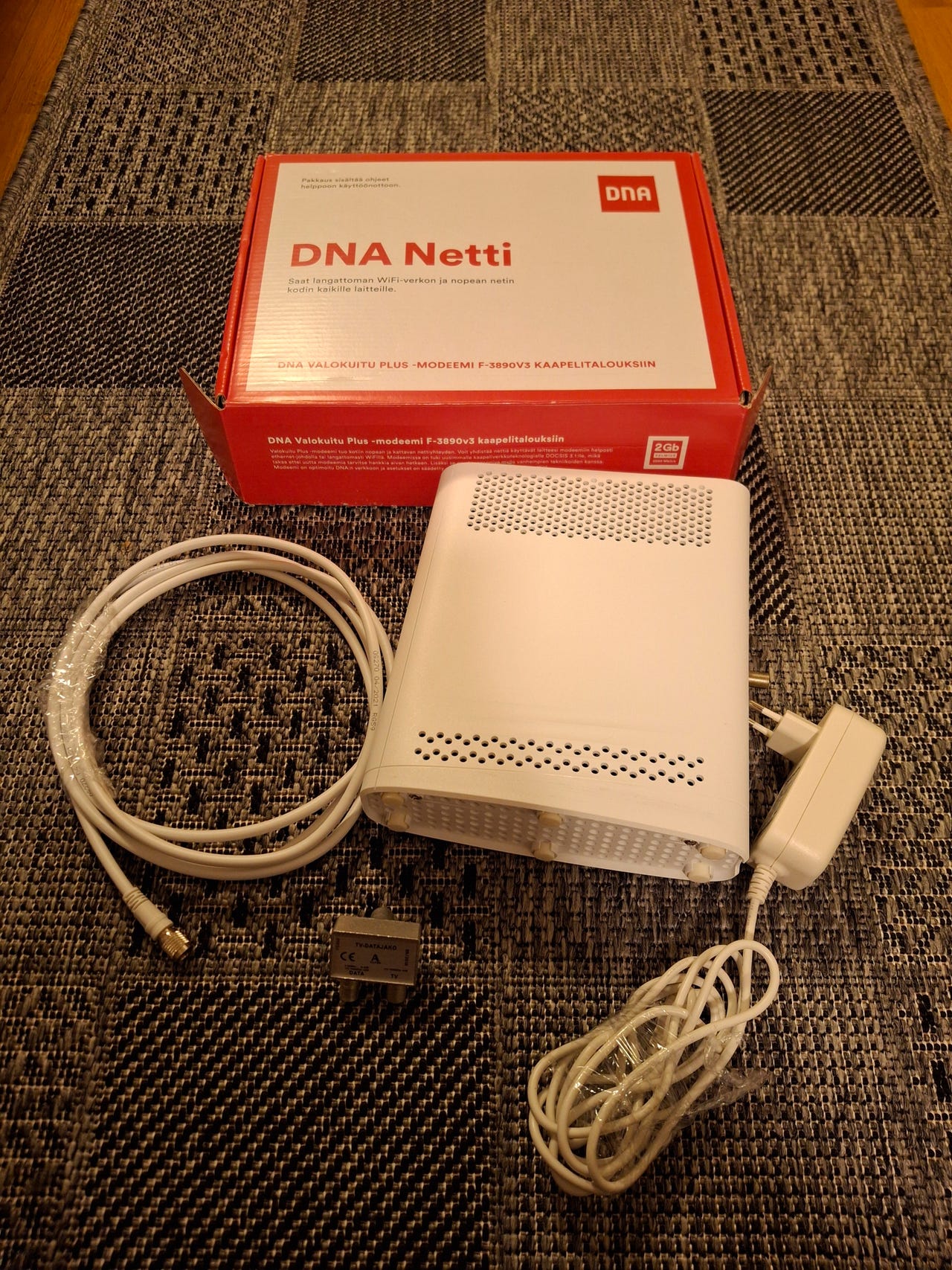 DNA valokuitu Plus modeemi F-3890v3 | Tori