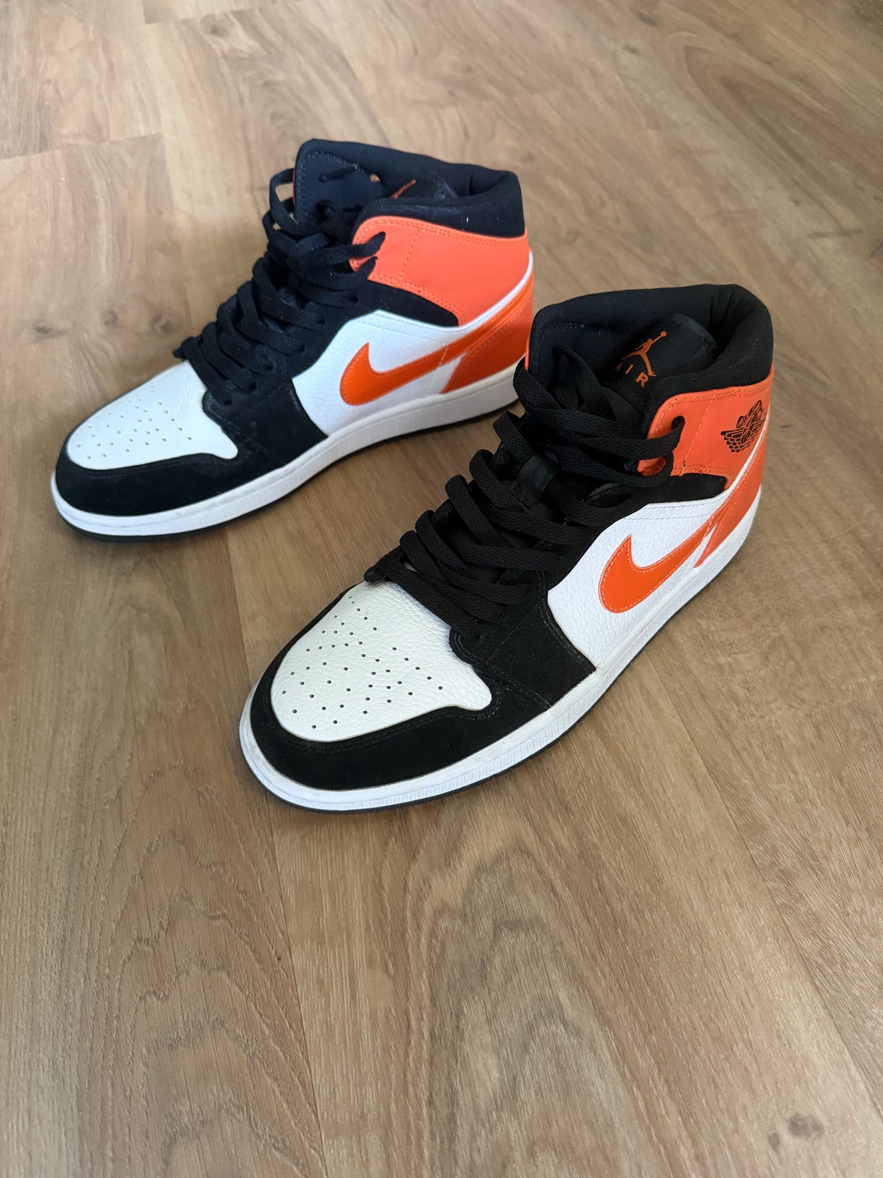 Air Jordan Tennarit koko 44 musta valkoinen oranssi | Tori