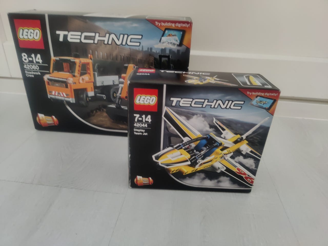 LEGO Technic Kuorma-auto ja Lentokone Rakennussarjat | Tori