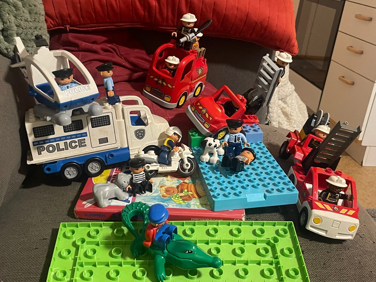 DUBLO LEGO poliisi- ja paloasema hahmot sekä ajoneuvot | Tori