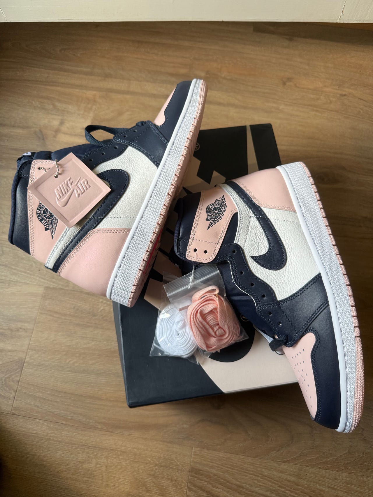 Air Jordan Tennarit koko 44 musta vaaleanpunainen valkoinen | Tori