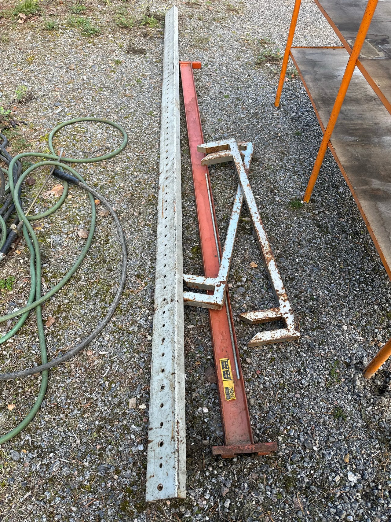 Metallinen mitta-asteikko ja teline | Tori