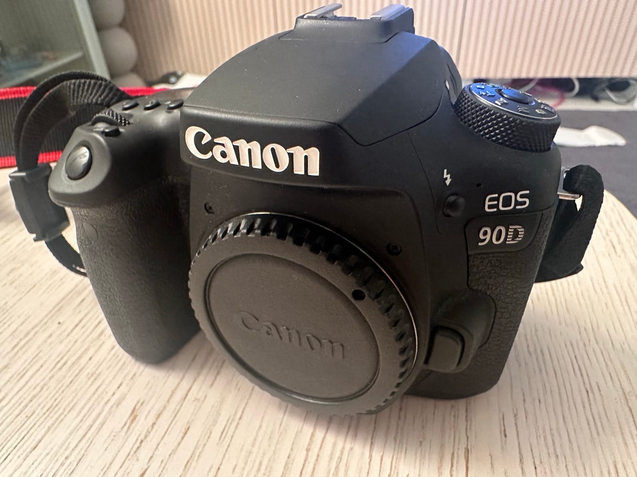 Canon 90D järjestelmäkamera ja 85mm 1:1.8 objektiivi | Tori
