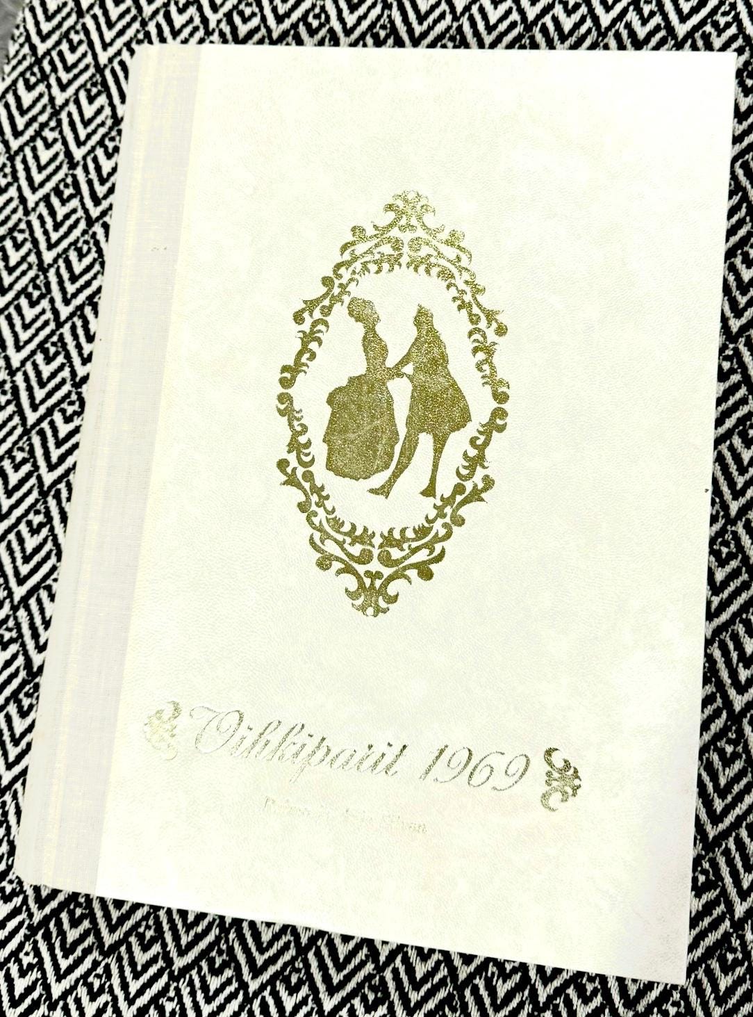 Muinaisteos anopin käsilaukusta – isompi mysteeri kuin Codex Gigas! | Tori