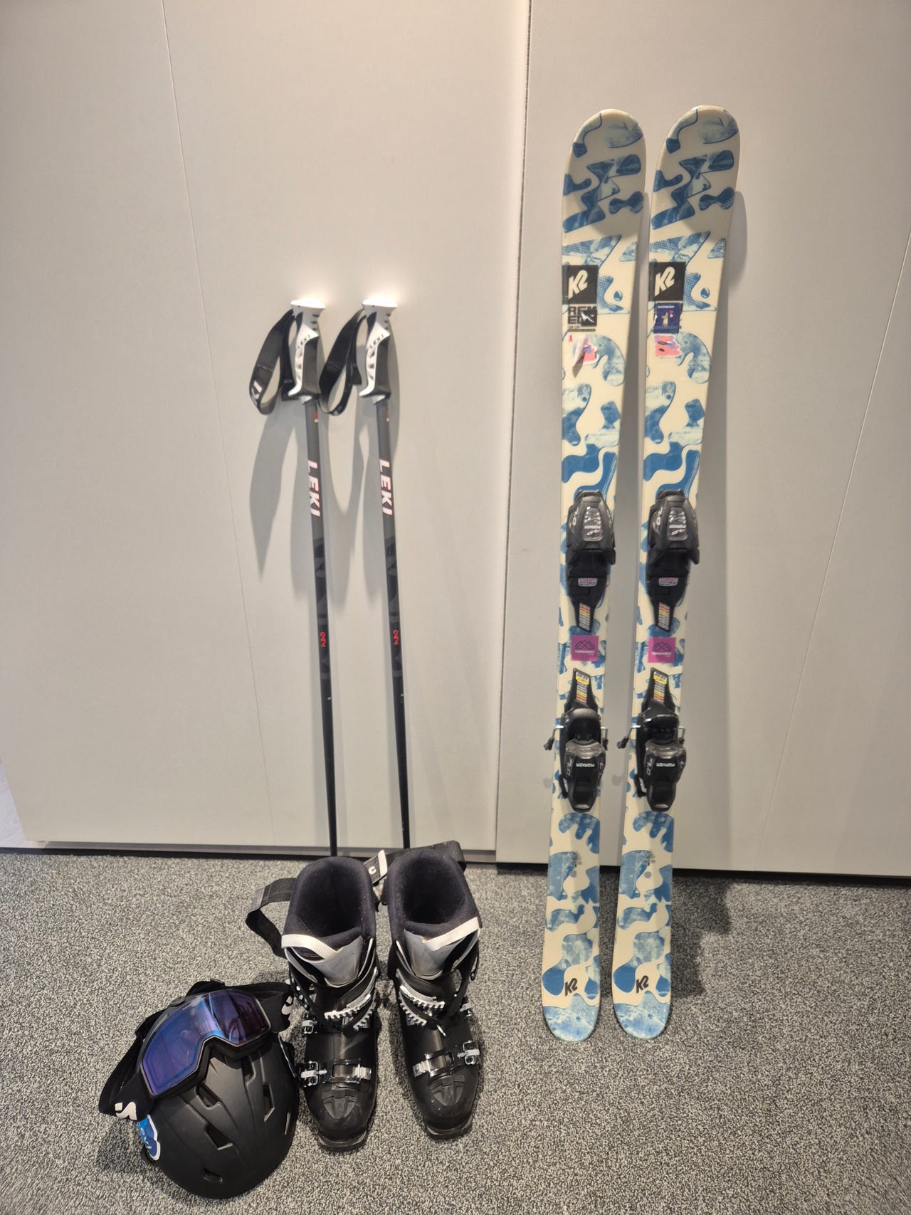 Laskettelusetti, sukset 139cm. monot 38, sauvat 110, kypärä 55-59cm ja ...