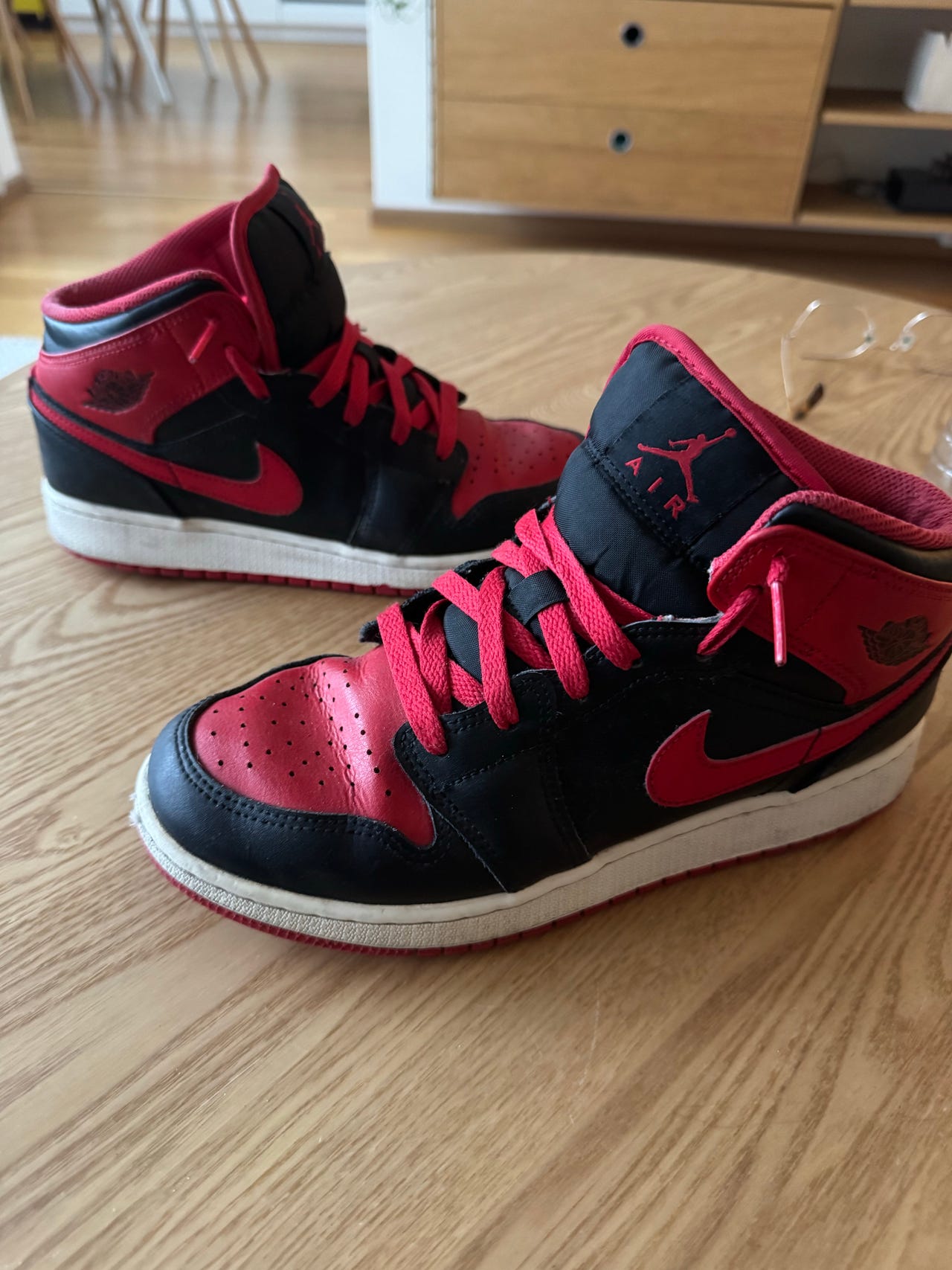 Air Jordan Tennarit koko 38.5 musta-punainen | Tori