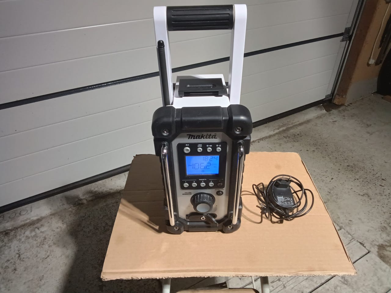 Makita DMR 102 radio paristo varmennus muistipaikoille kuin uusi radio | Tori