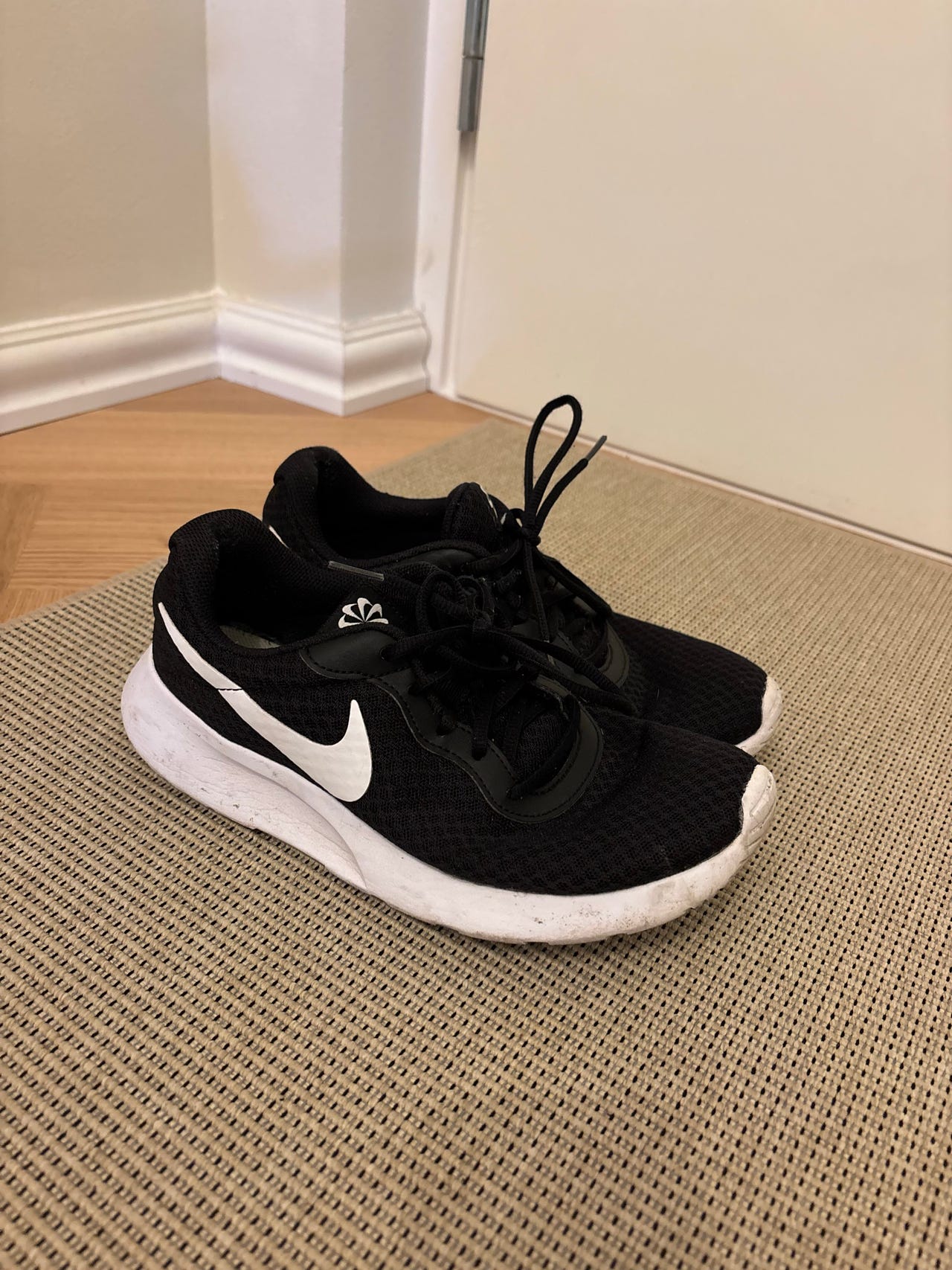 Nike Tanjun mustat lenkkarit (40) | Tori