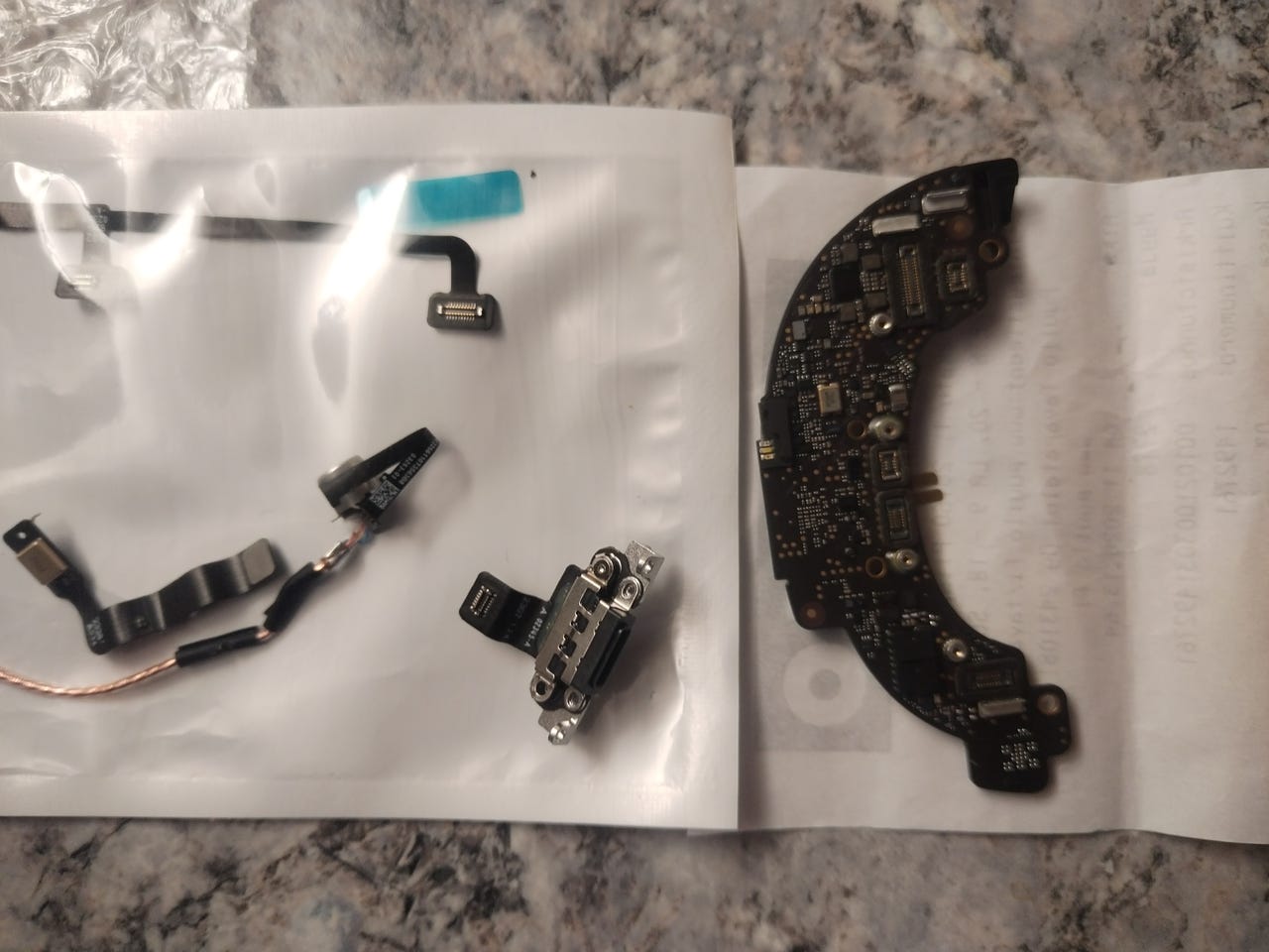 AirPods Maxin osat: emolevy, joustava kaapeli ja laturin liitin. | Tori