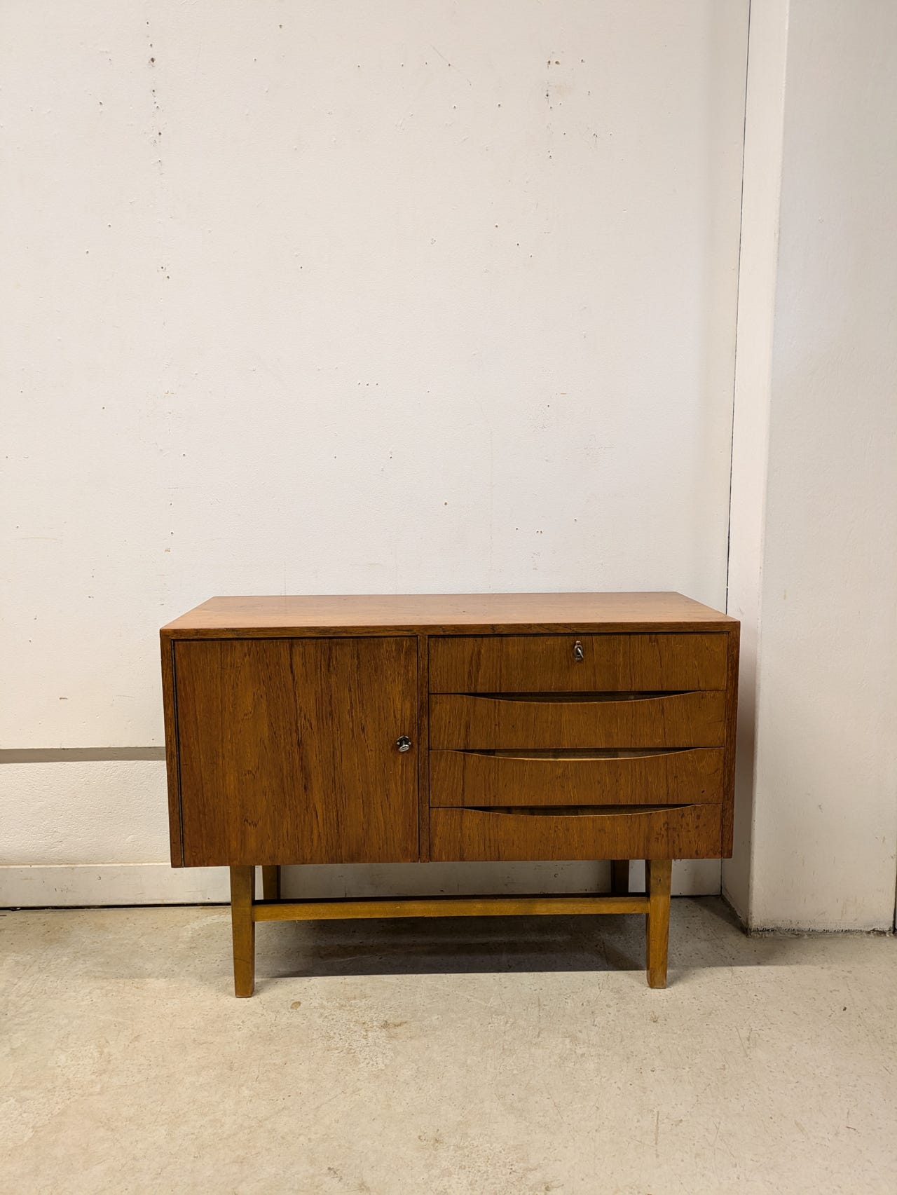 Teak senkki / lipasto 60-luku | Tori