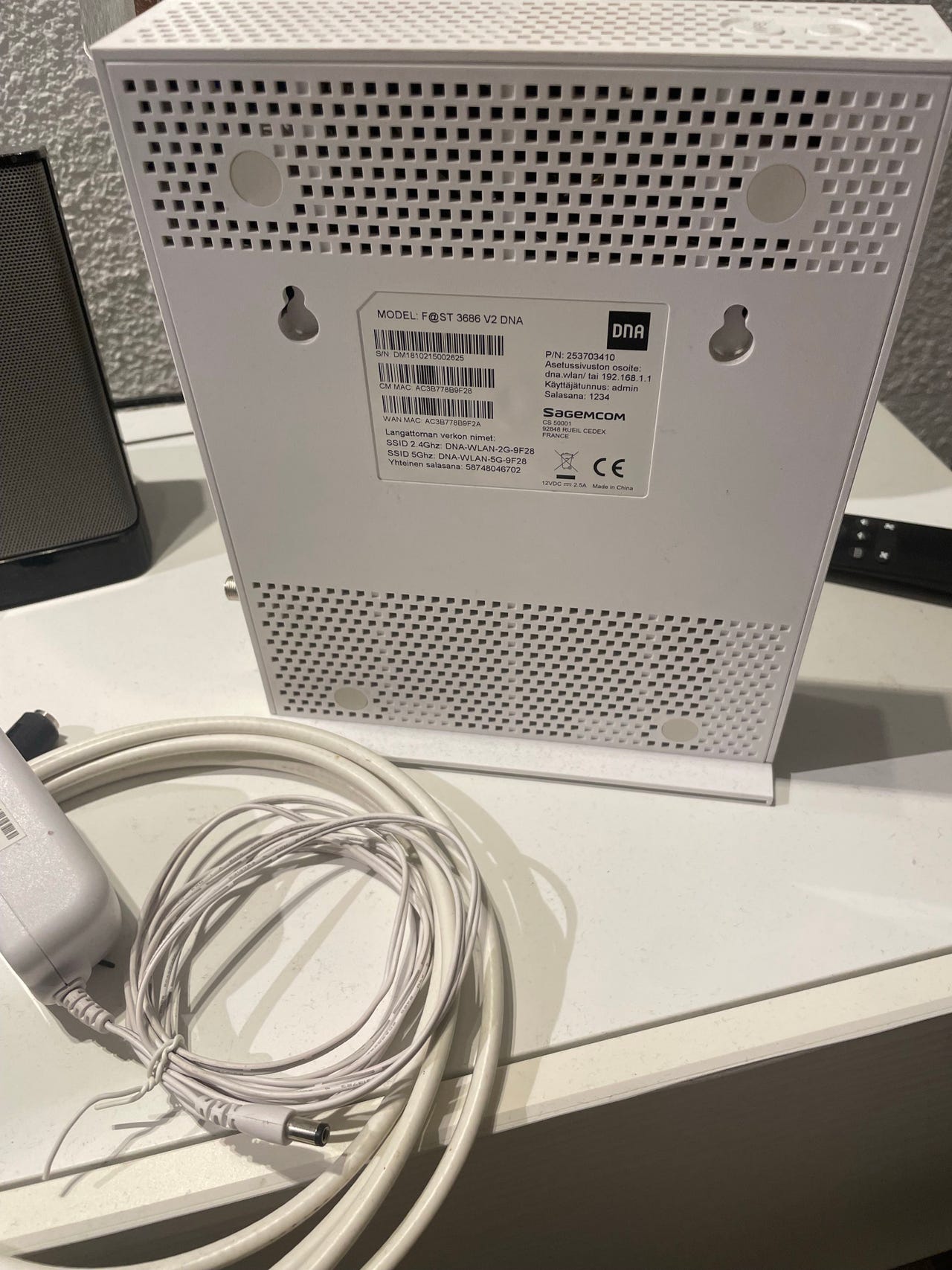 DNA fast 3686v2 plus modeemi/reititin | Tori