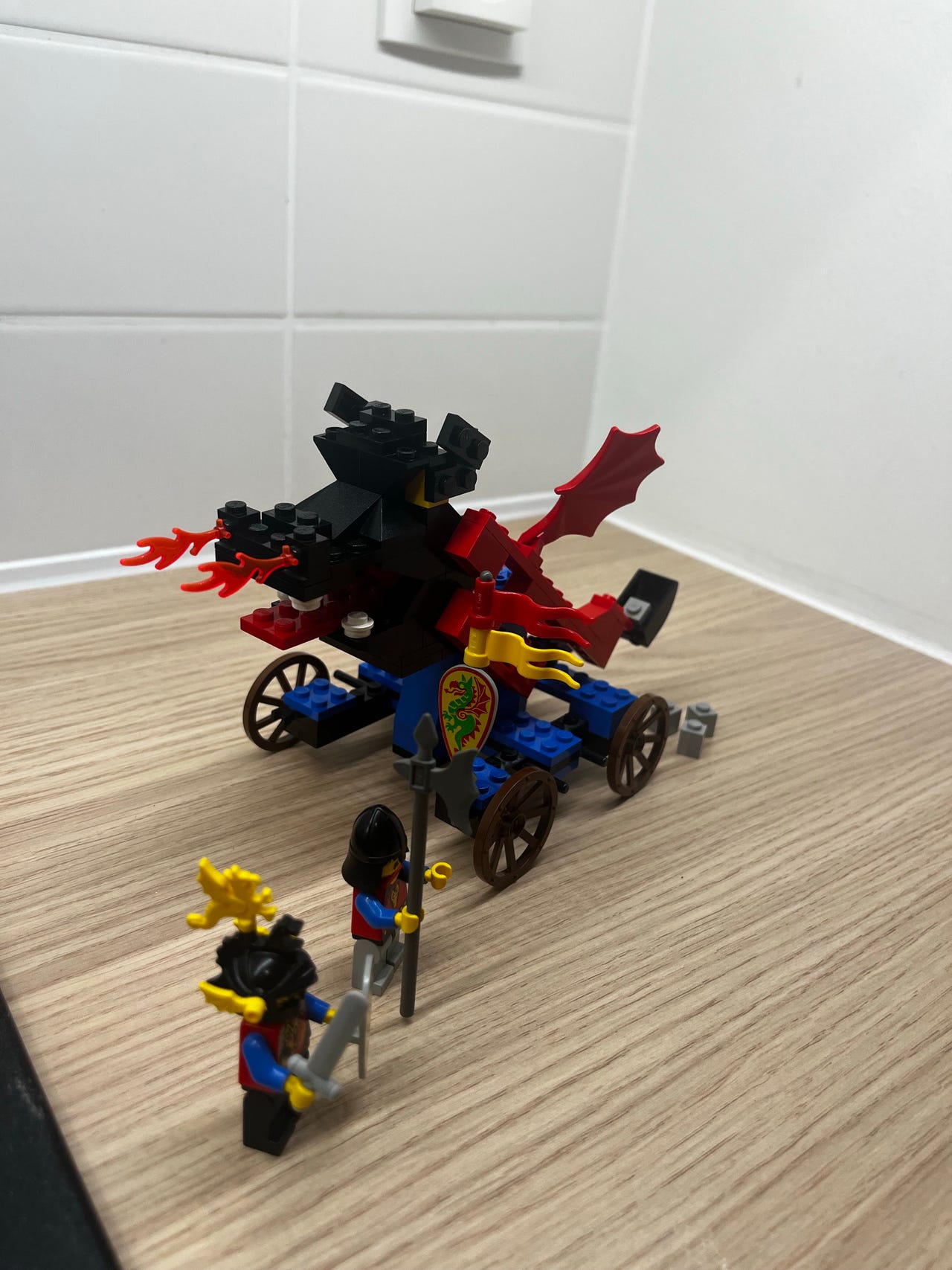 LEGO 6043 Dragon Defender – 1990-luku - kaikki osat tallella! | Tori