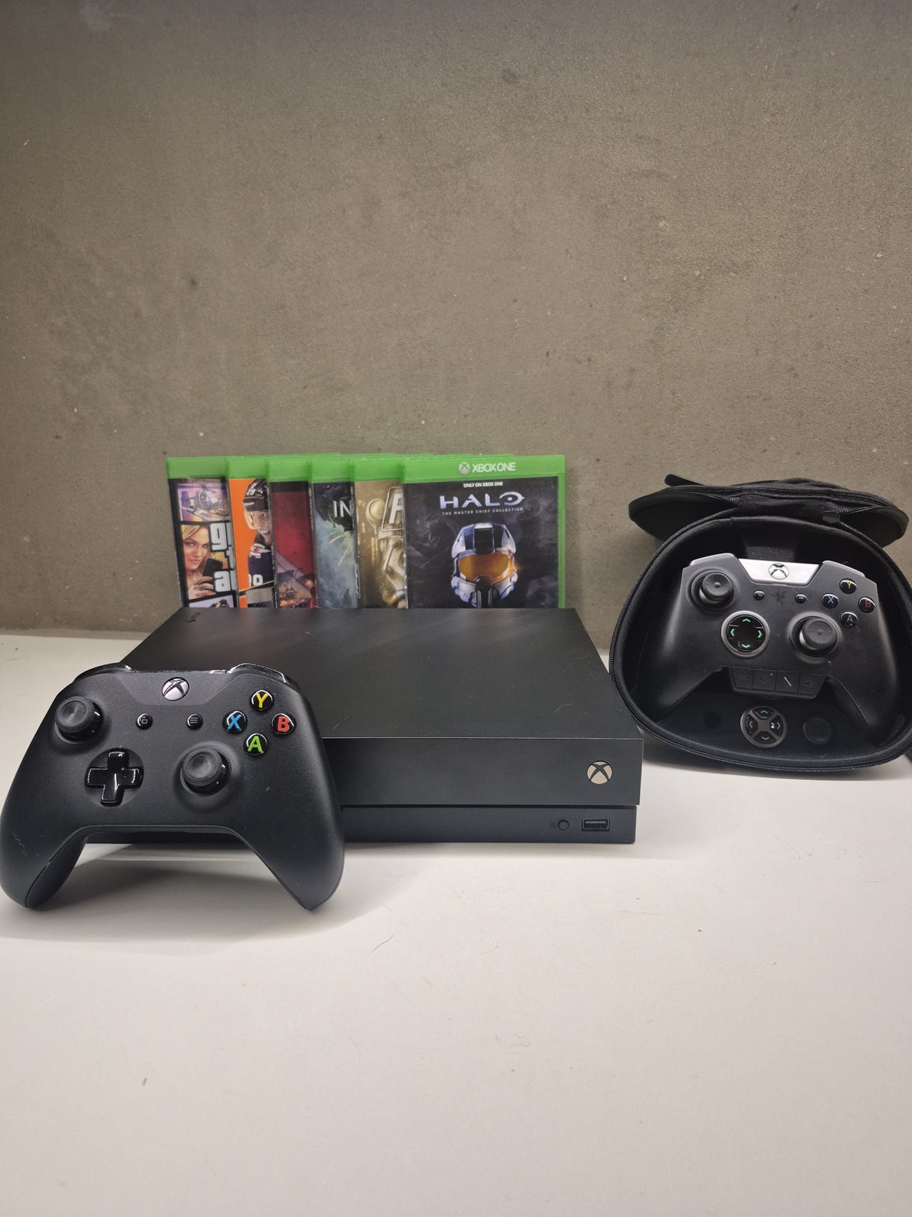 Xbox One X & Razer Wolverine Ultimate Konsolipaketti | Tori