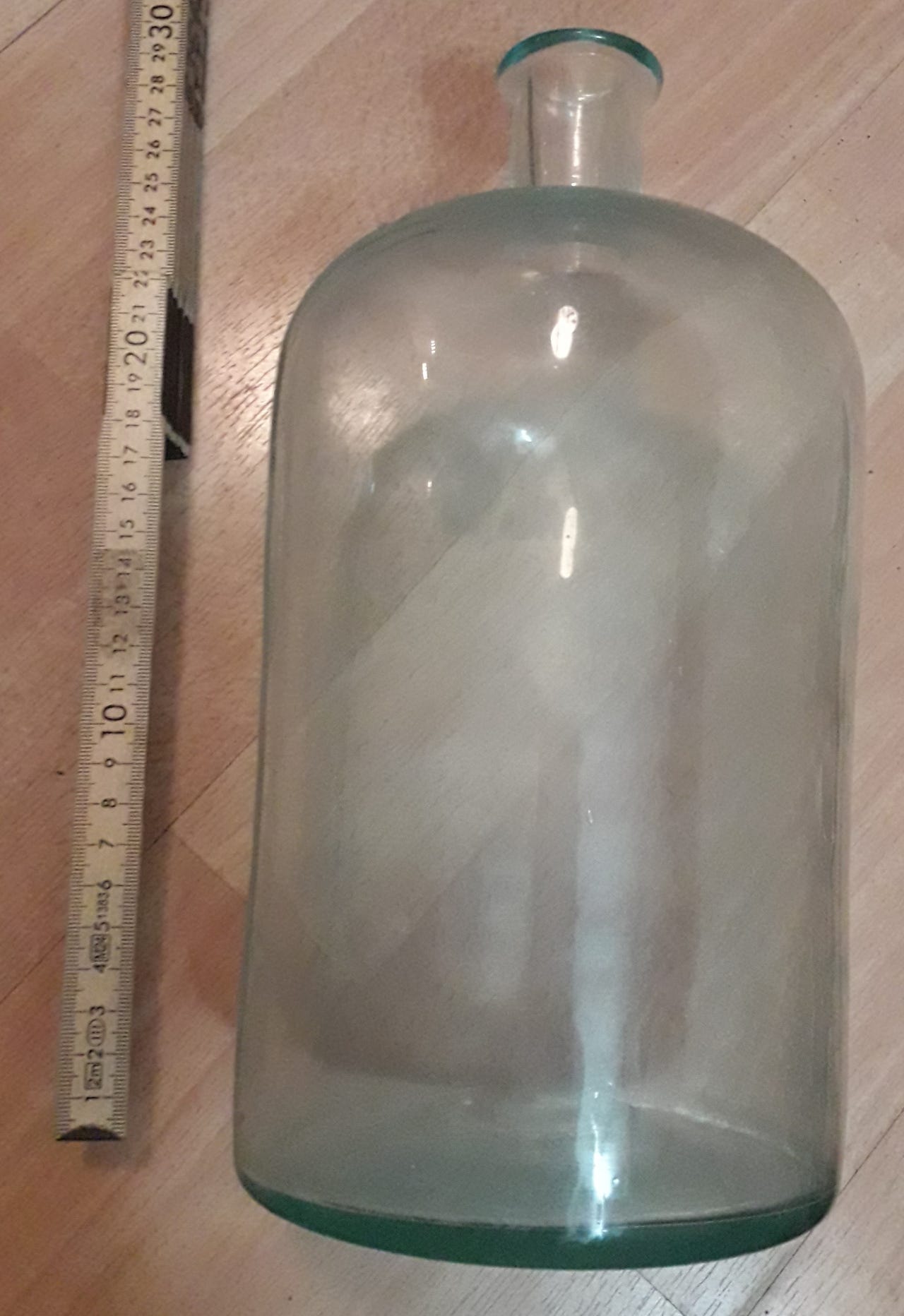 Iso pullo puhallettua lasia 1800-luvulta. | Tori