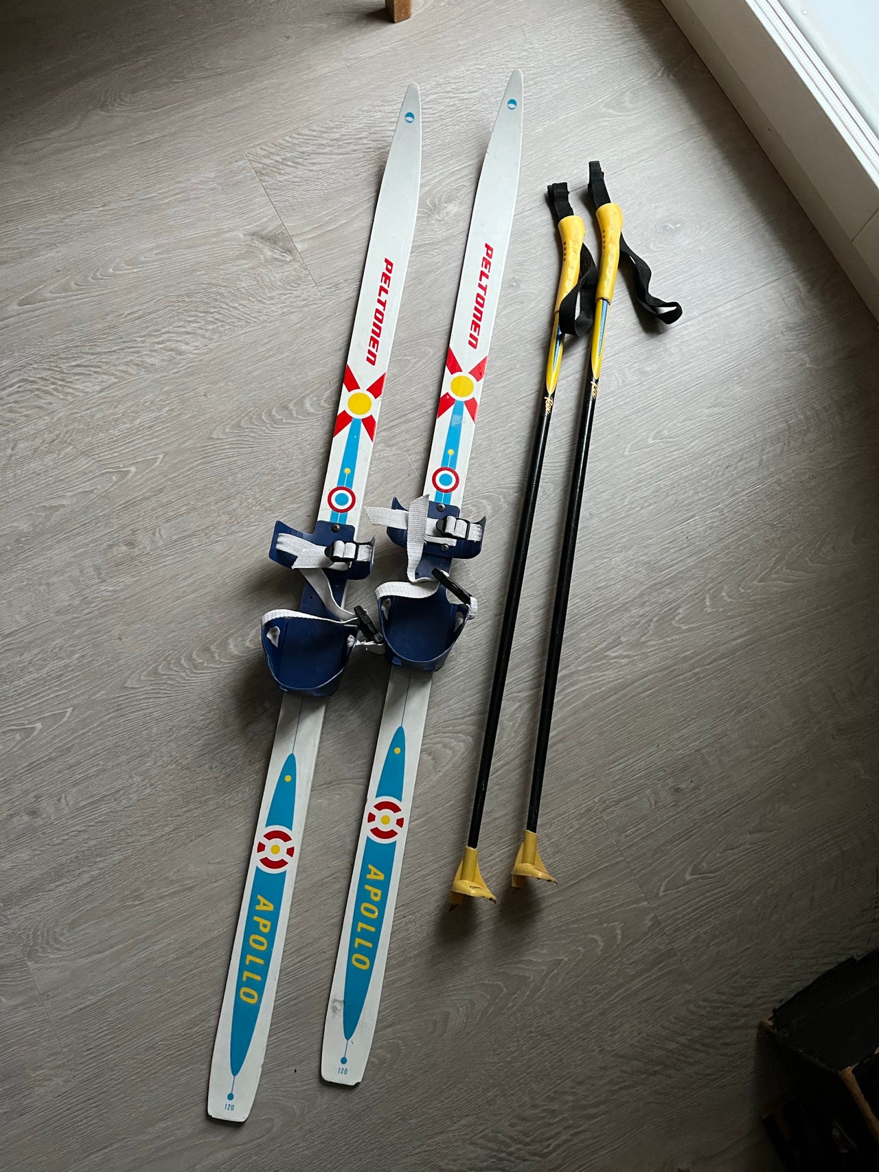 Sukset (120cm) ja sauvat (85cm) noin 115-senttiselle hiihtäjälle | Tori